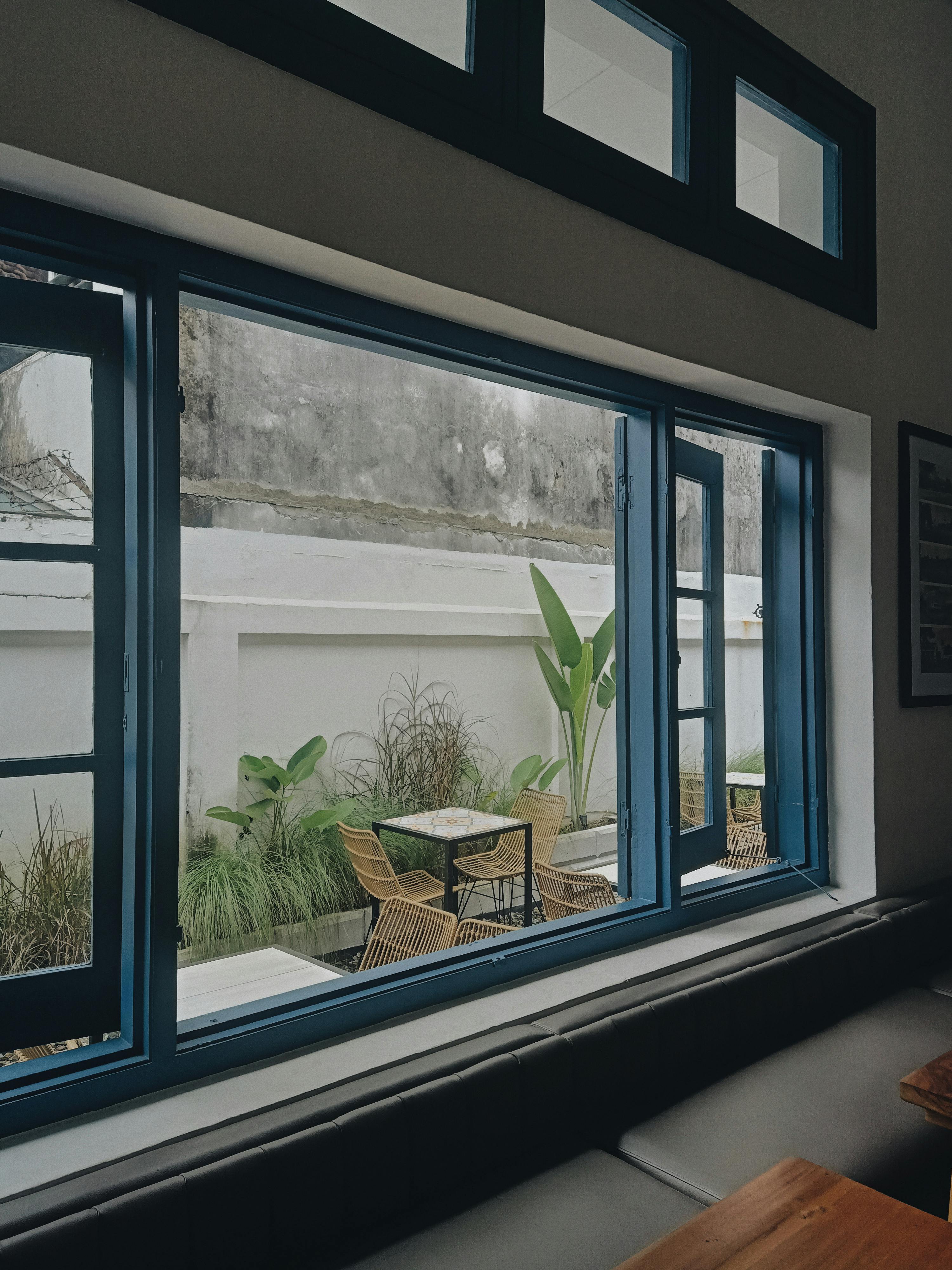 Big Windows in Cafe · Free Stock Photo