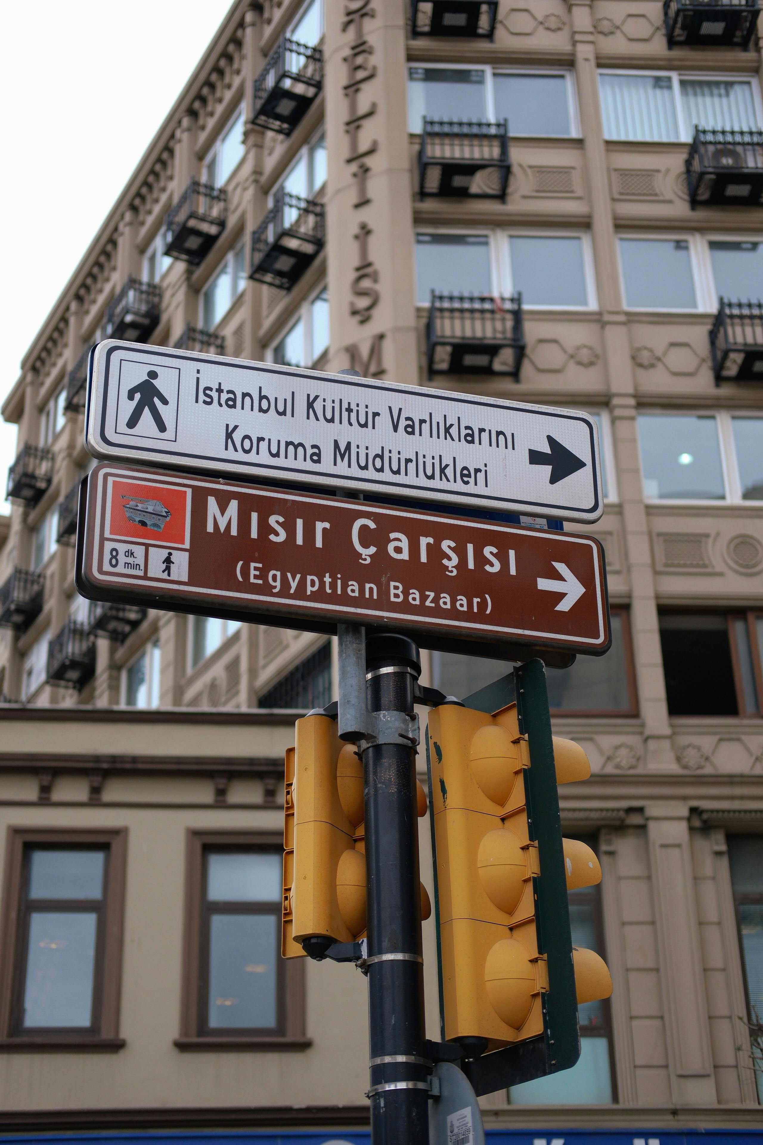 A street sign with a street name and a street sign · Free Stock Photo