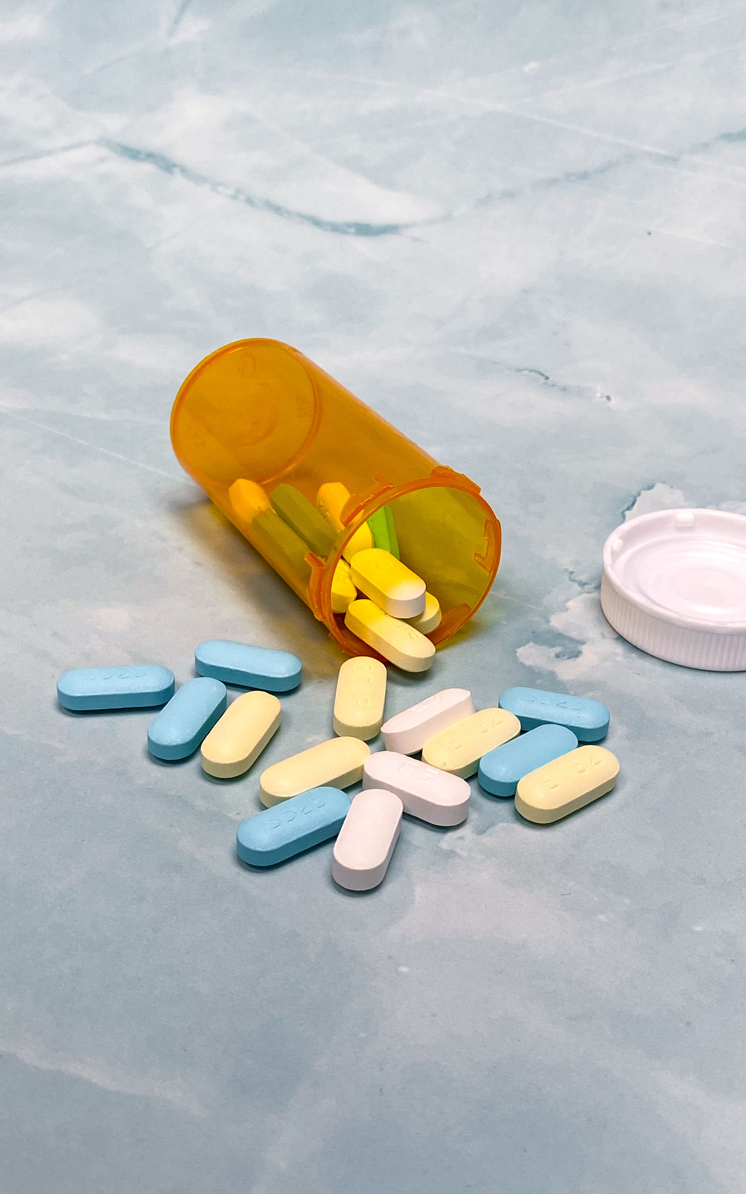 Cinco Pastillas De Medicación Alargadas · Foto de stock gratuita