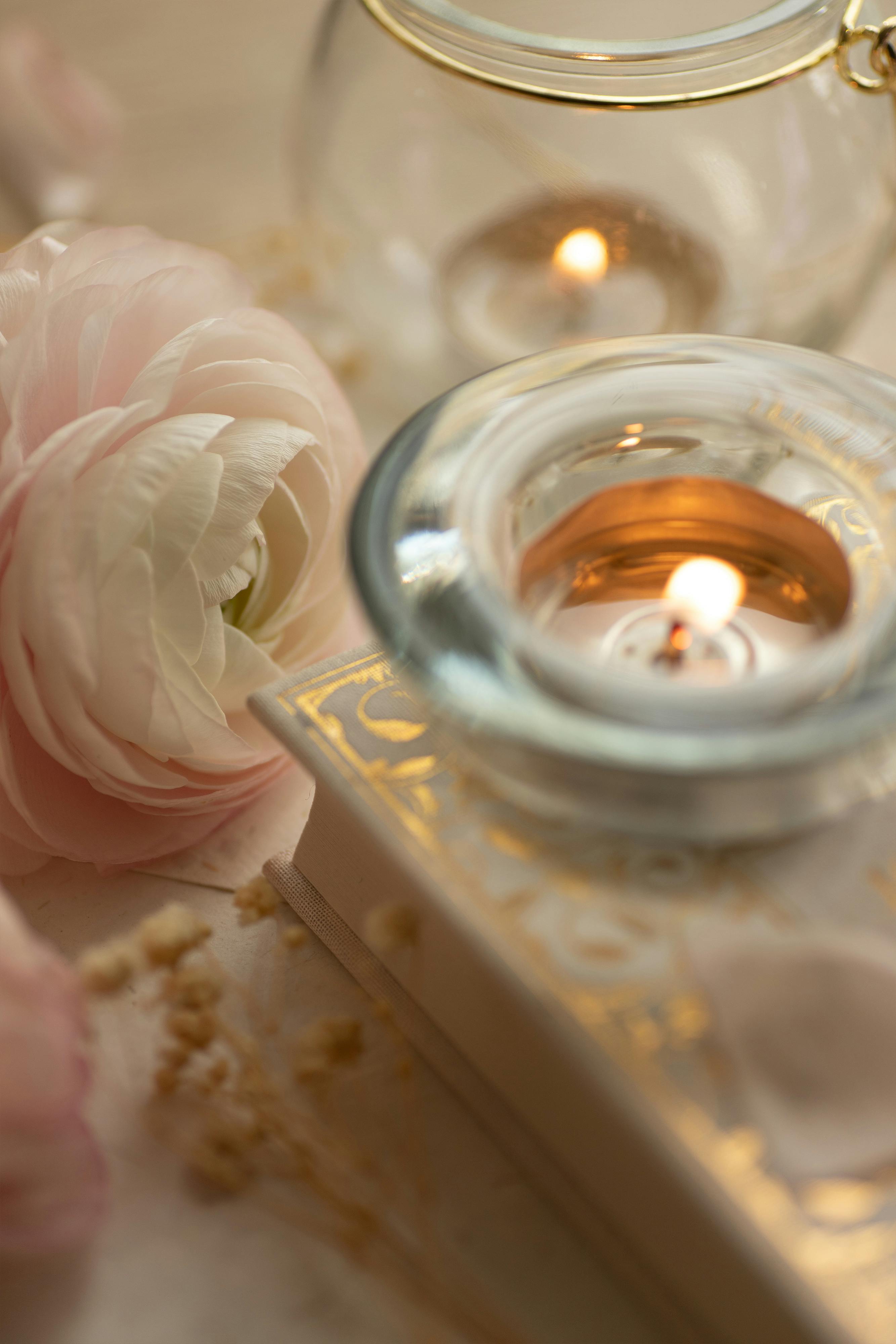 Close-up of Burning Candles an Light Colored Roses · Free Stock Photo