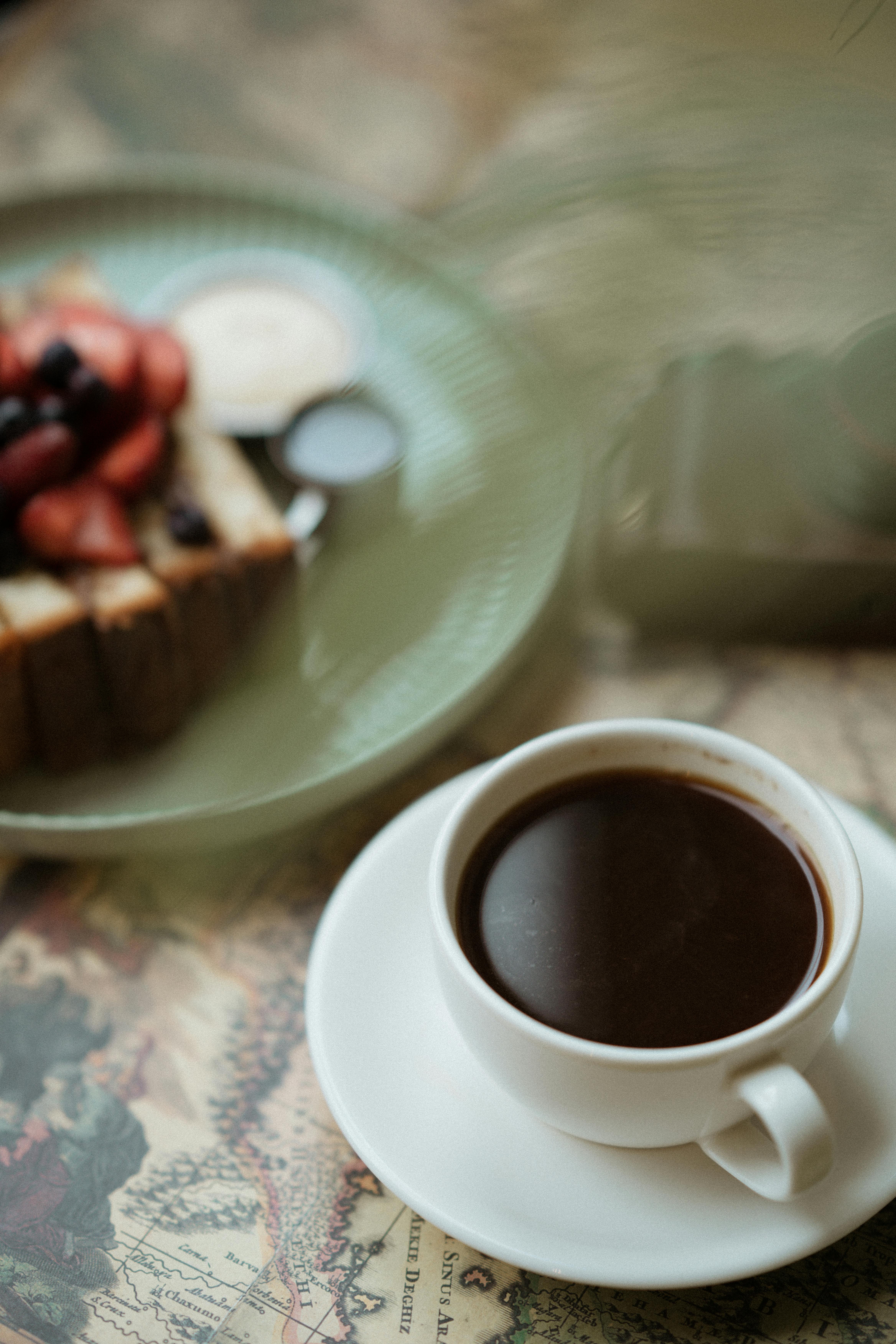 달콤한 디스플레이 디저트 사진 찍기 사탕 스마트폰 스크린 슬라이스 조각 여성 음식 사진 촬영 카페 커피 케이크 테이블에 관한 무료 스톡 사진