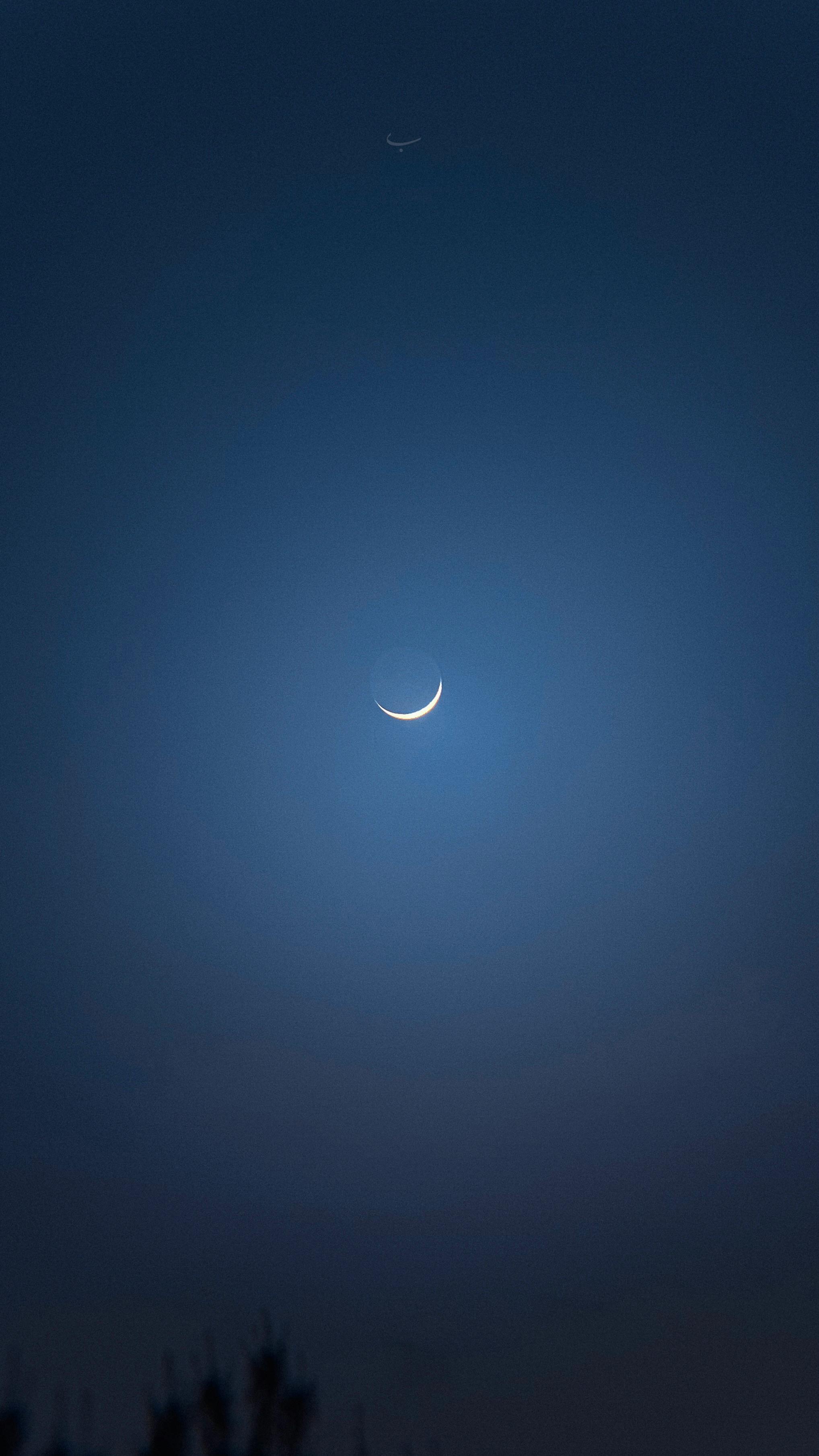 Silhueta De Pessoas E Casa Sob A Lua · Foto profissional gratuita