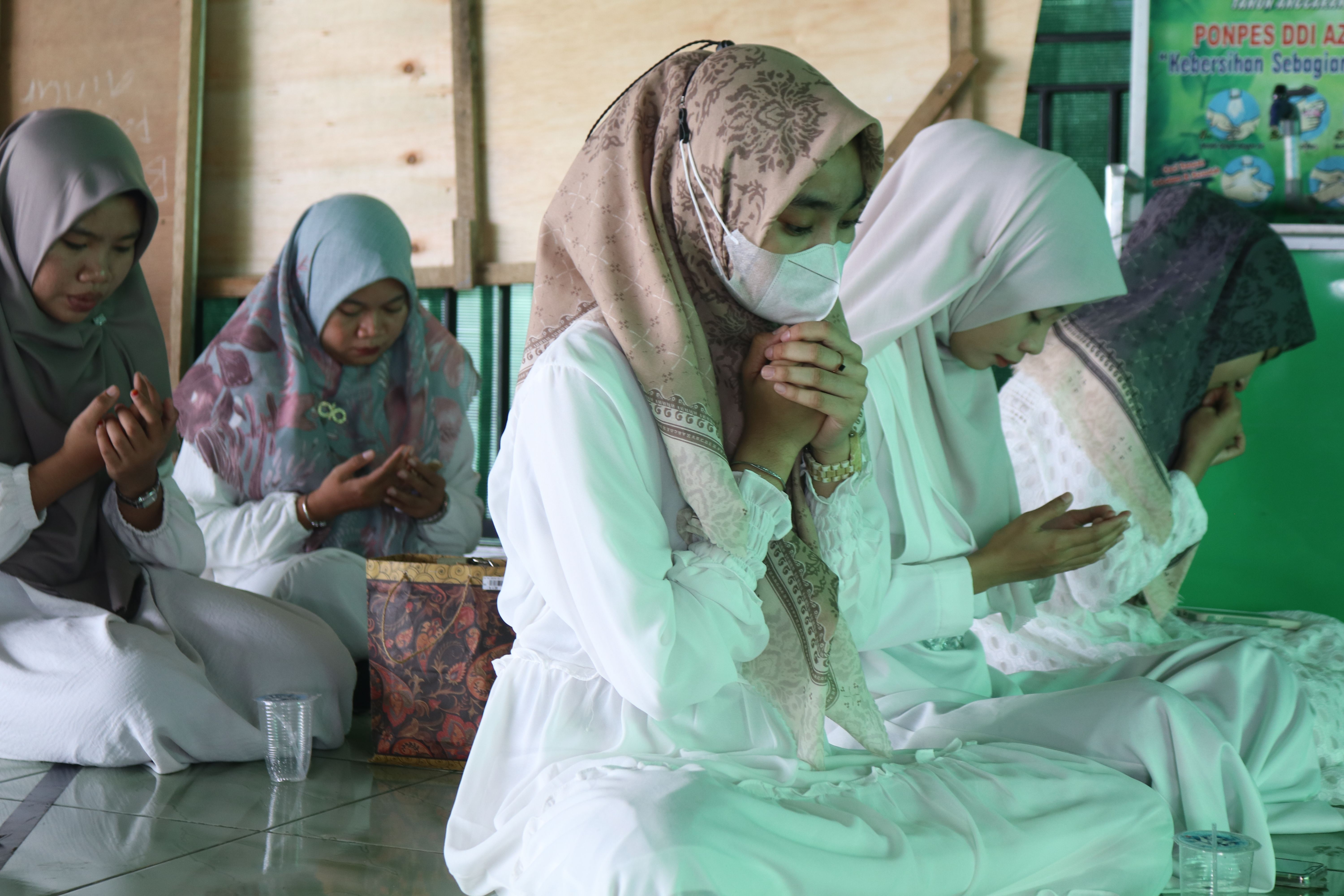 Prayer Kneeling in Temple · Free Stock Photo
