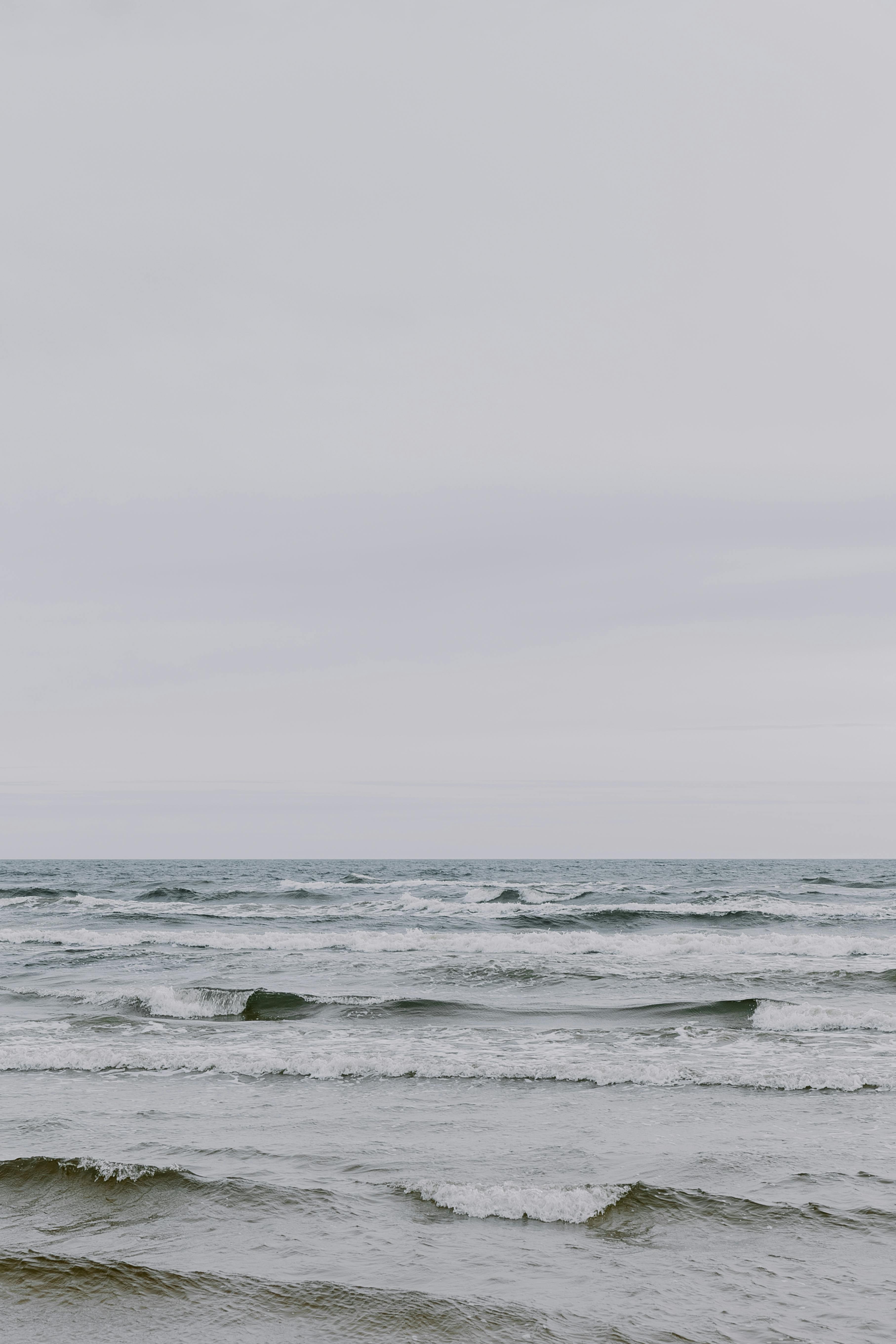 Overcast over Waves · Free Stock Photo