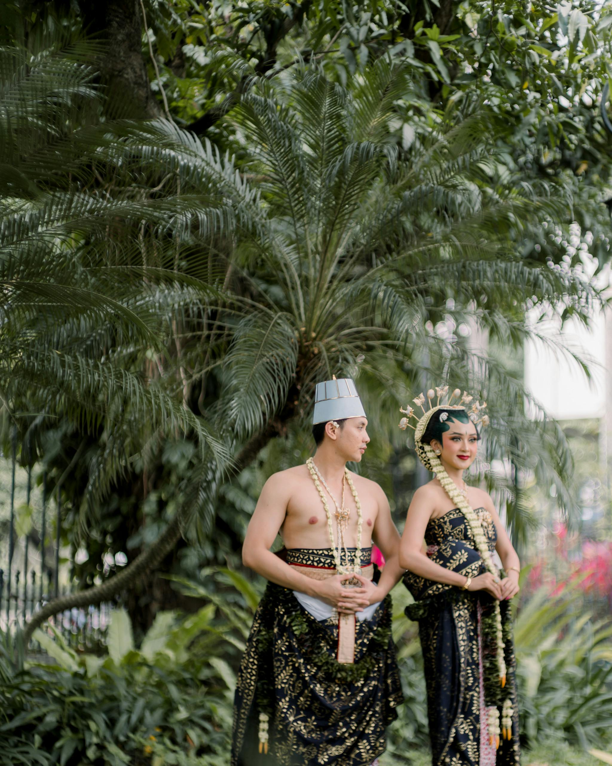 Man and Woman in Traditional Balinese Clothing · Free Stock Photo