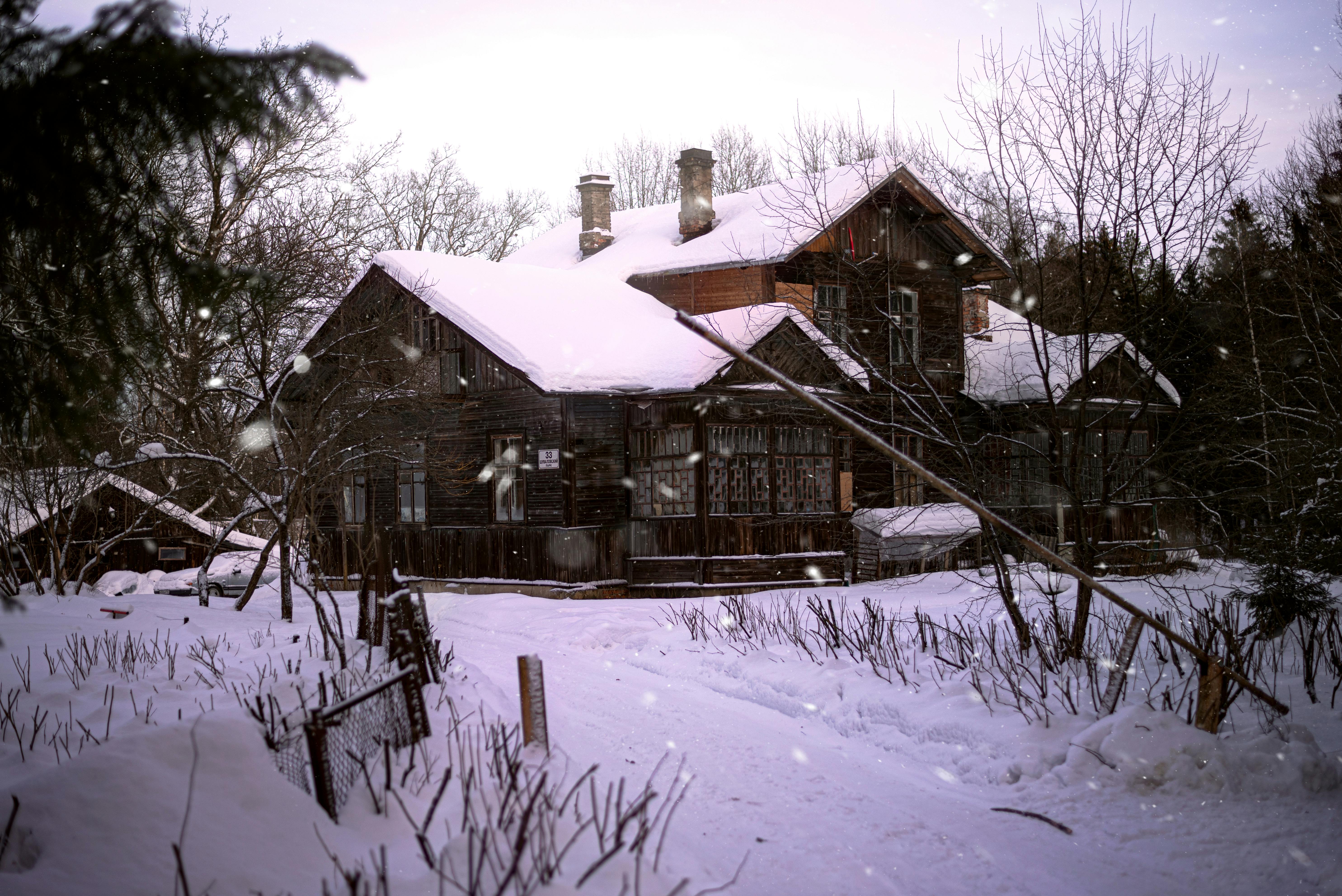 Wooden House in Snow · Free Stock Photo