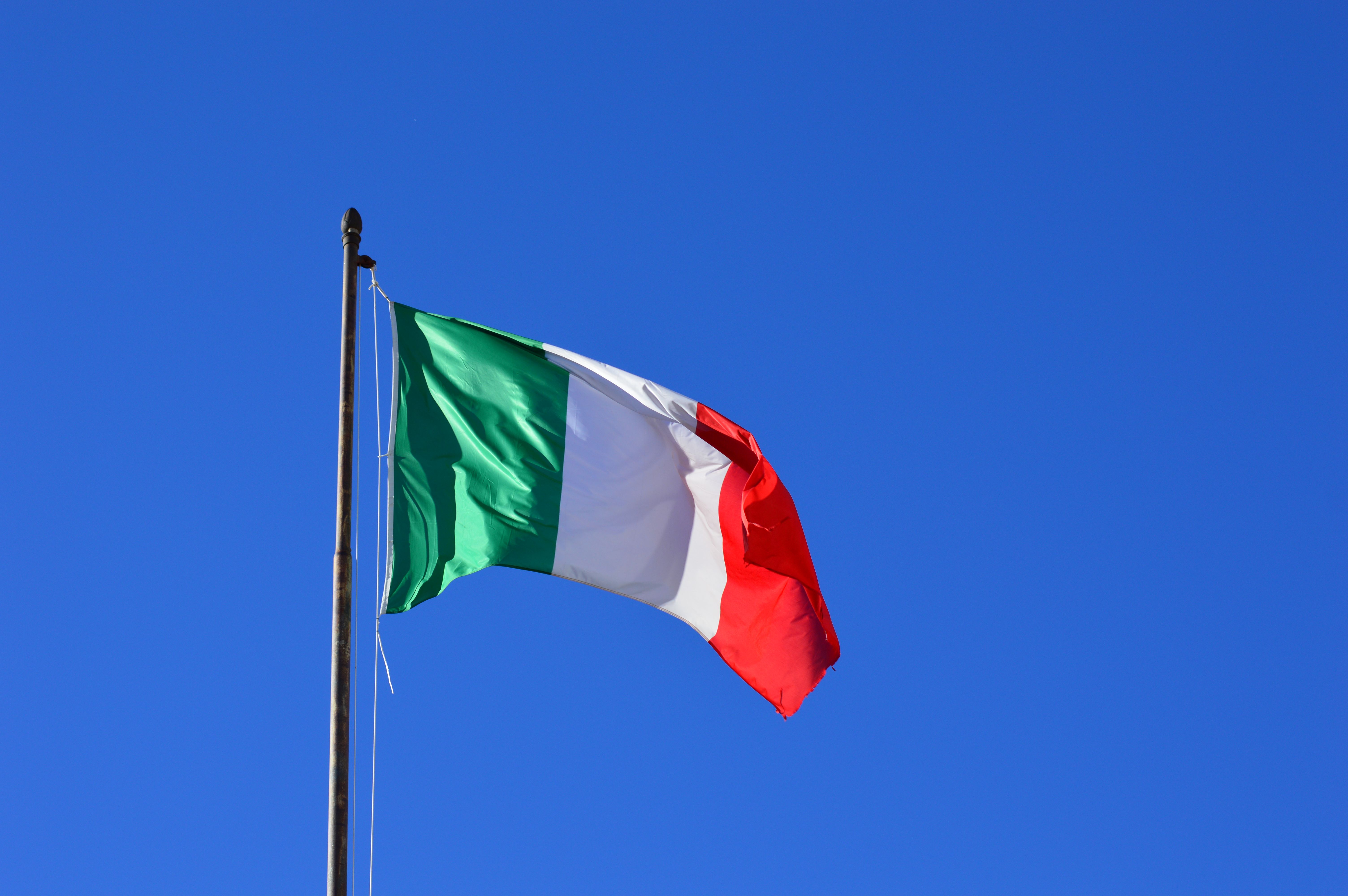 Primer Plano De La Bandera Del País Rojo, Blanco Y Verde · Foto de ...