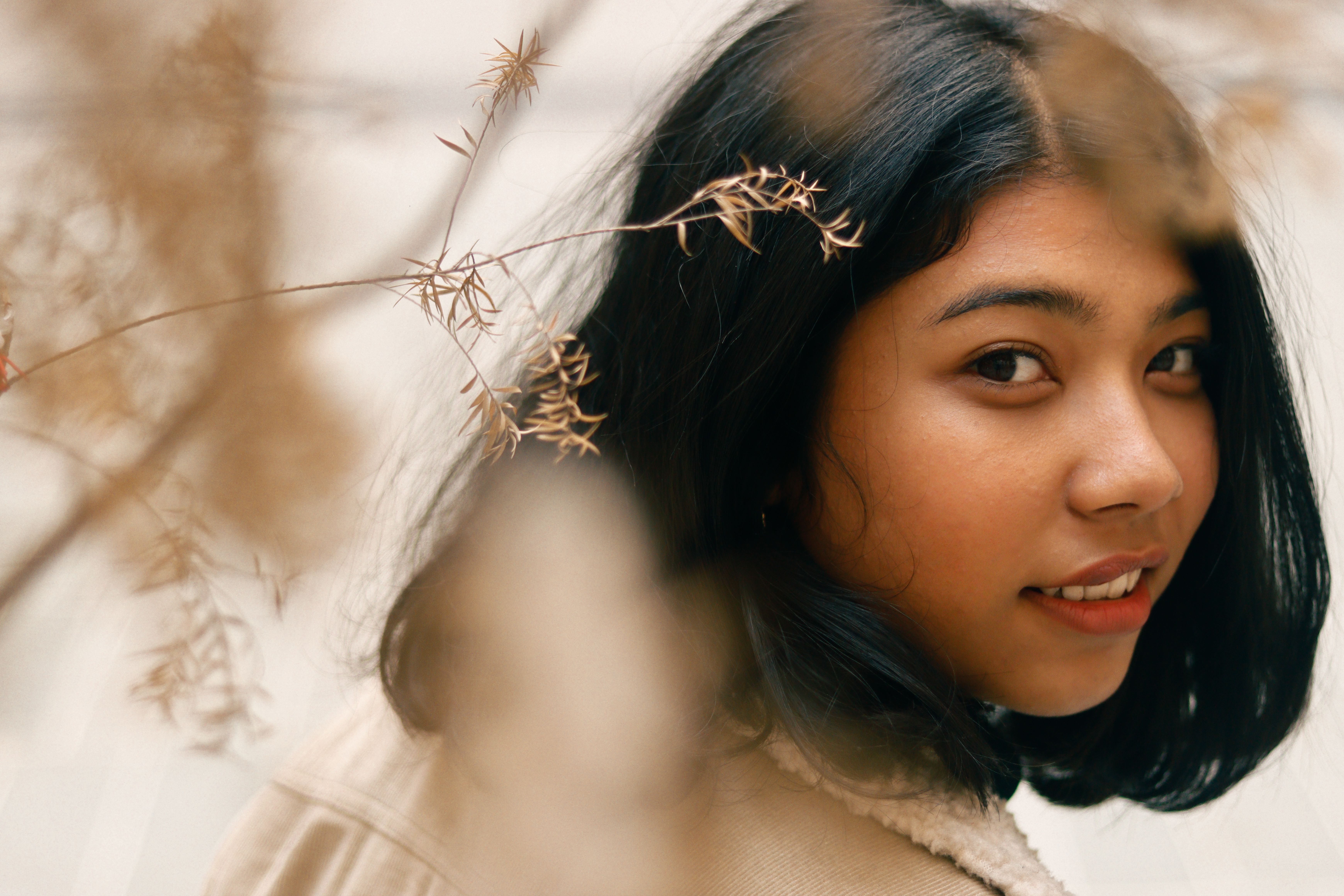 Young Brunette Looking over Her Shoulder and Smiling · Free Stock Photo