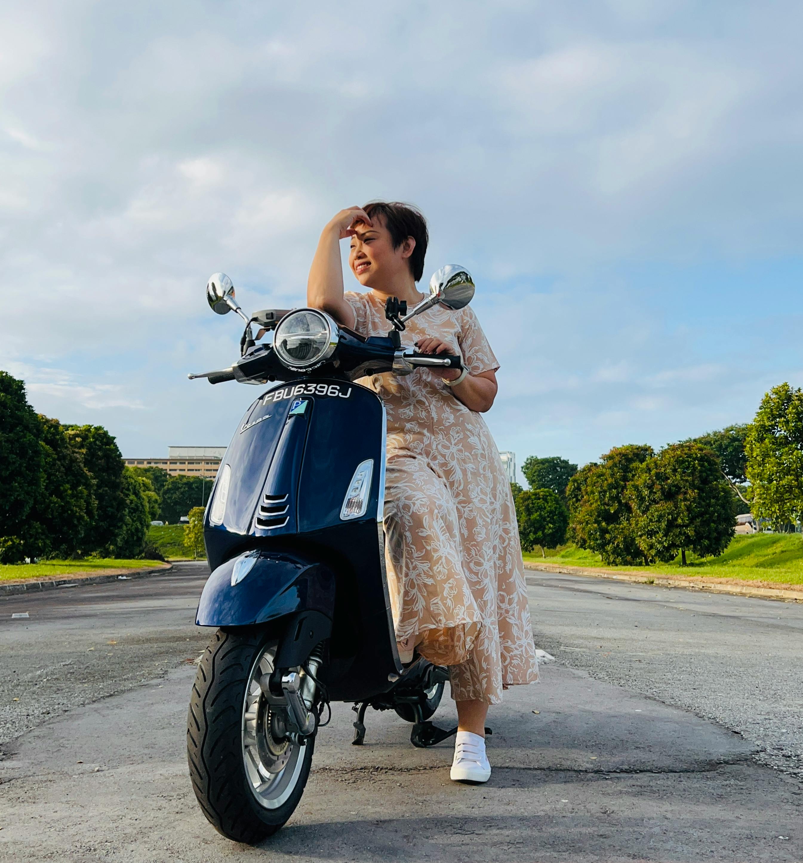 Foto de stock gratuita sobre escúter, fotografía de moda, morena, moto, mujer, sonriendo, vespa ...