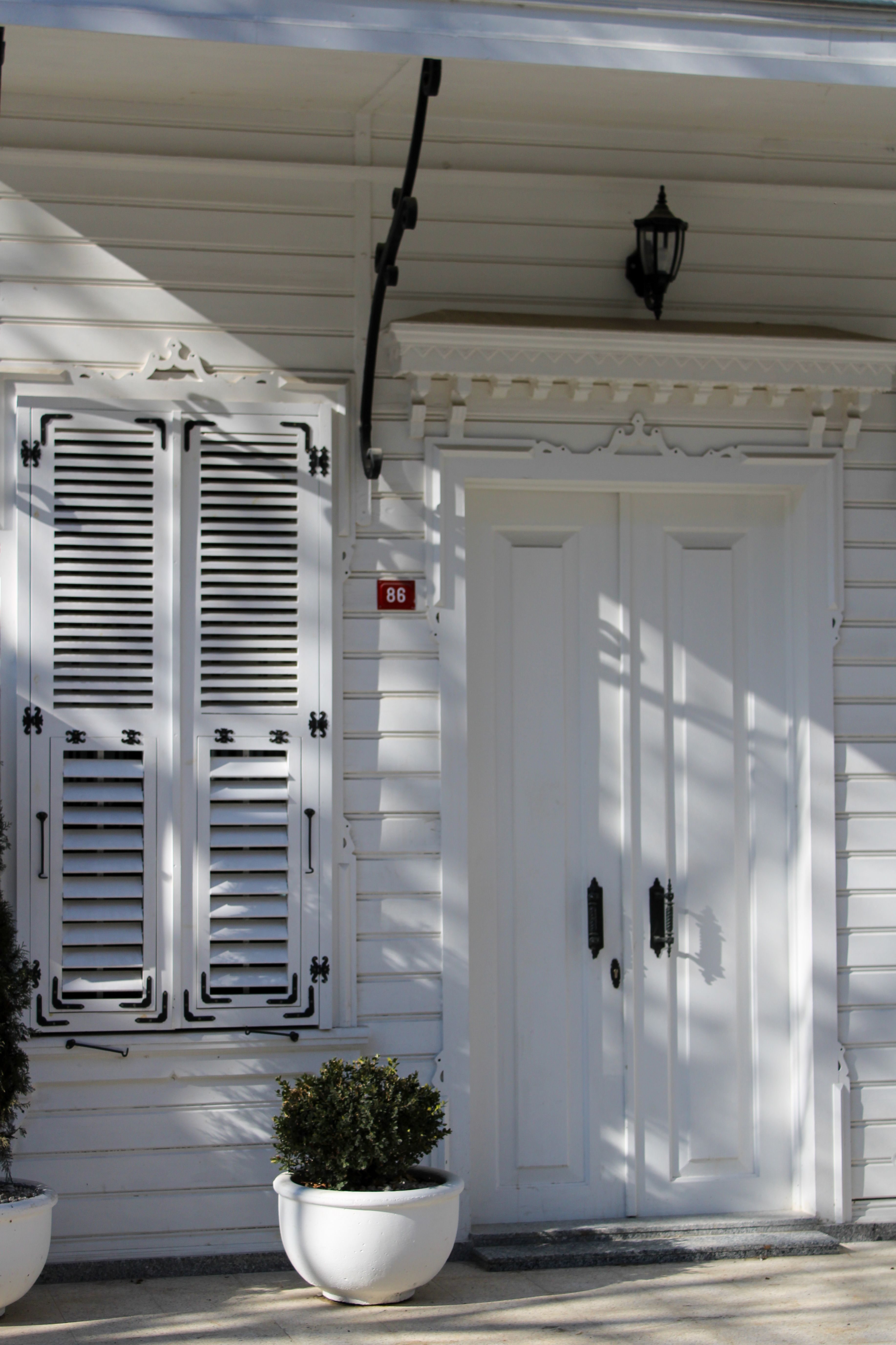 Exterior of a Traditional Wooden White House · Free Stock Photo