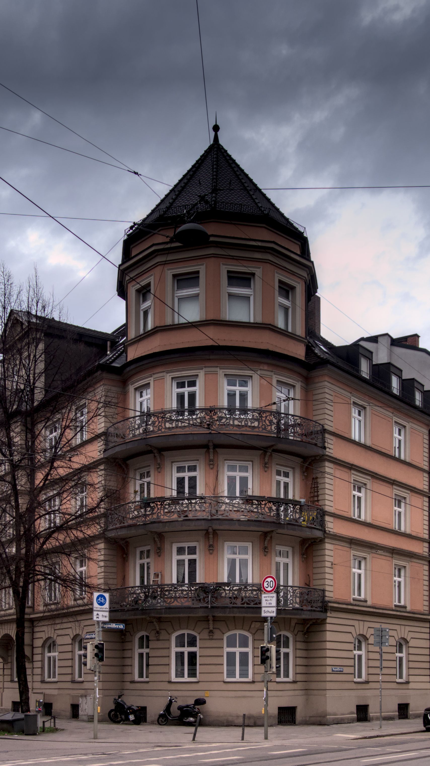 Building with Tower on City Street · Free Stock Photo