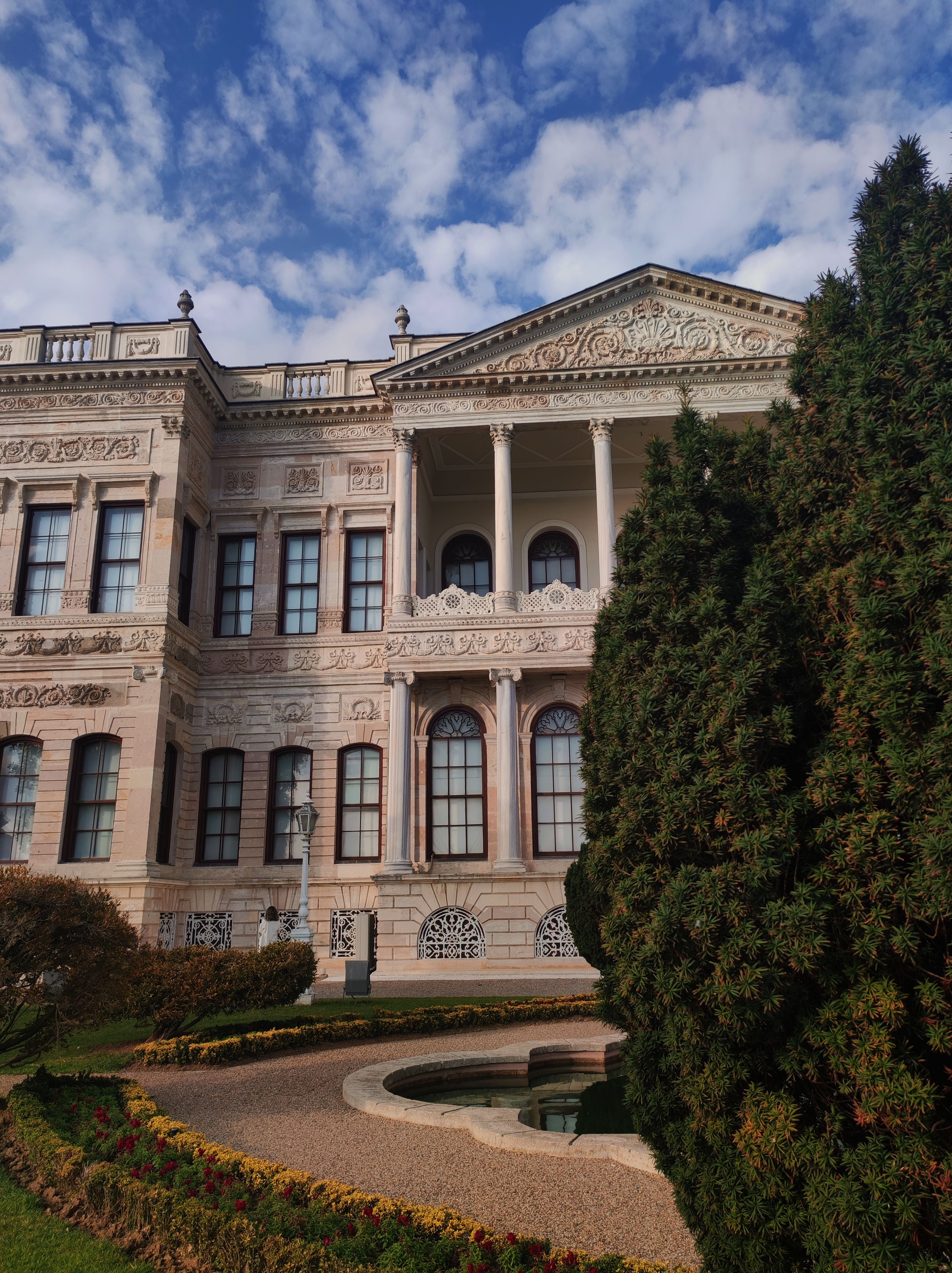 Photo of a Palace with a Garden · Free Stock Photo
