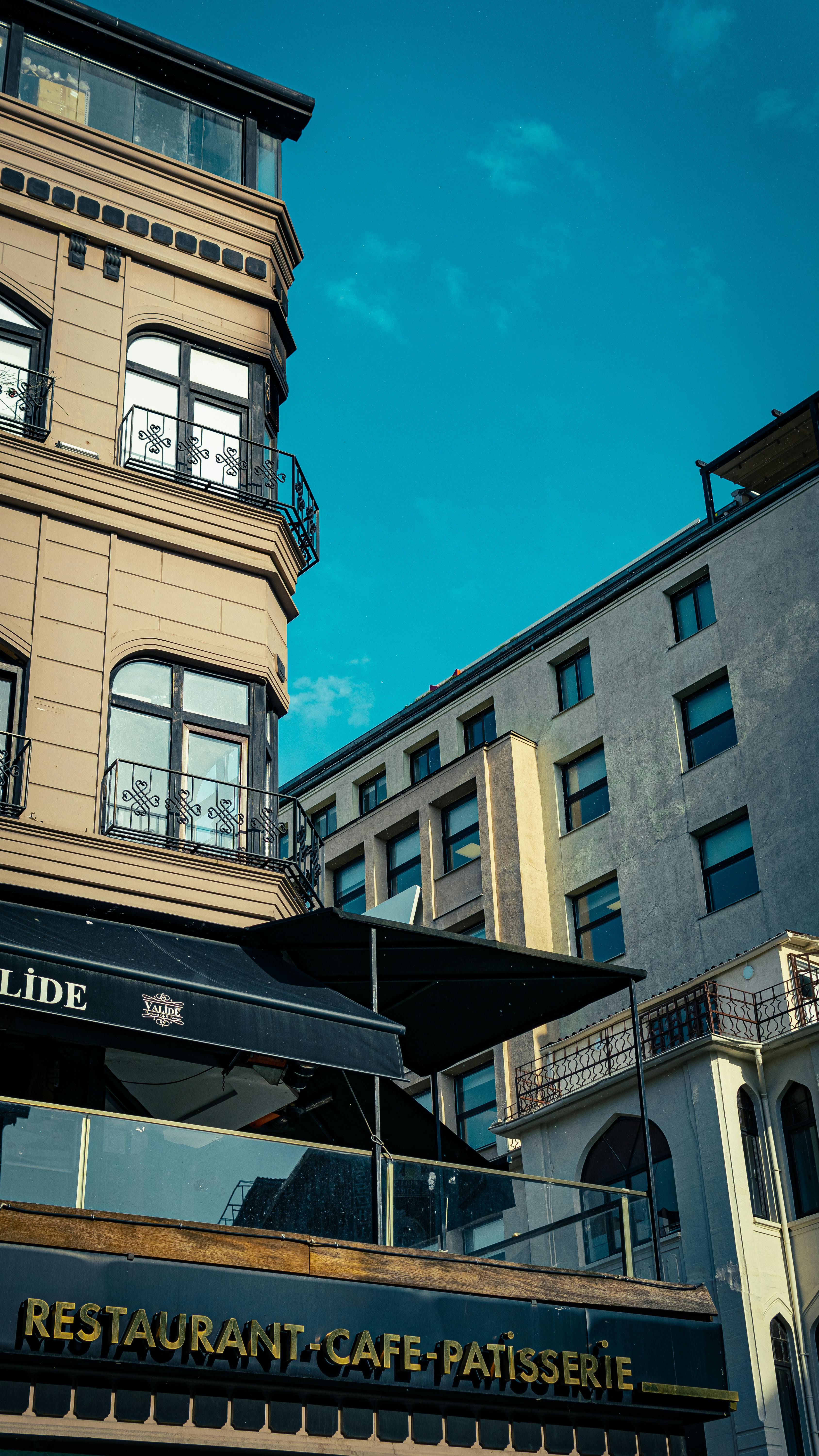 Building with Restaurant · Free Stock Photo