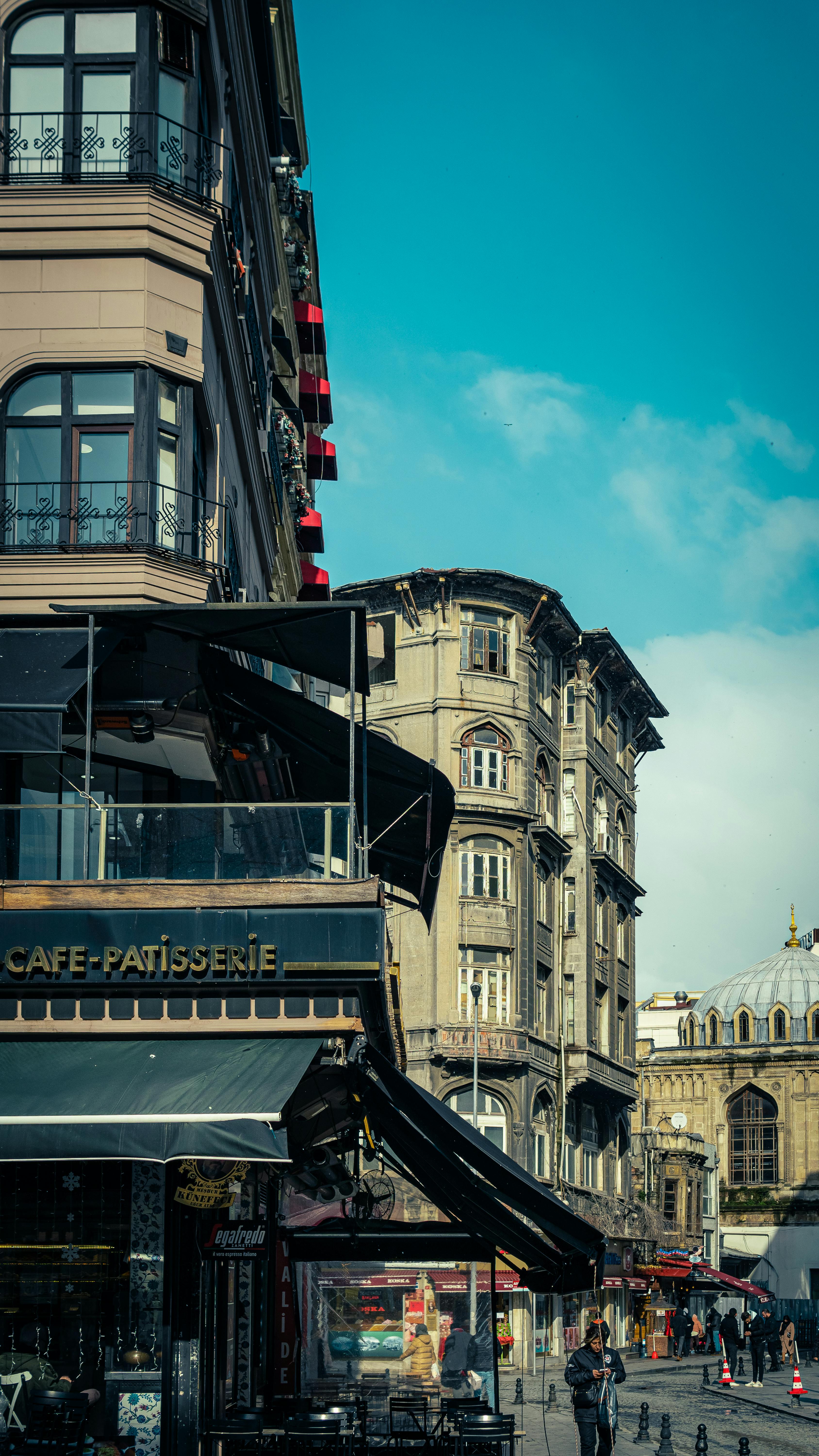 Building with Restaurant · Free Stock Photo