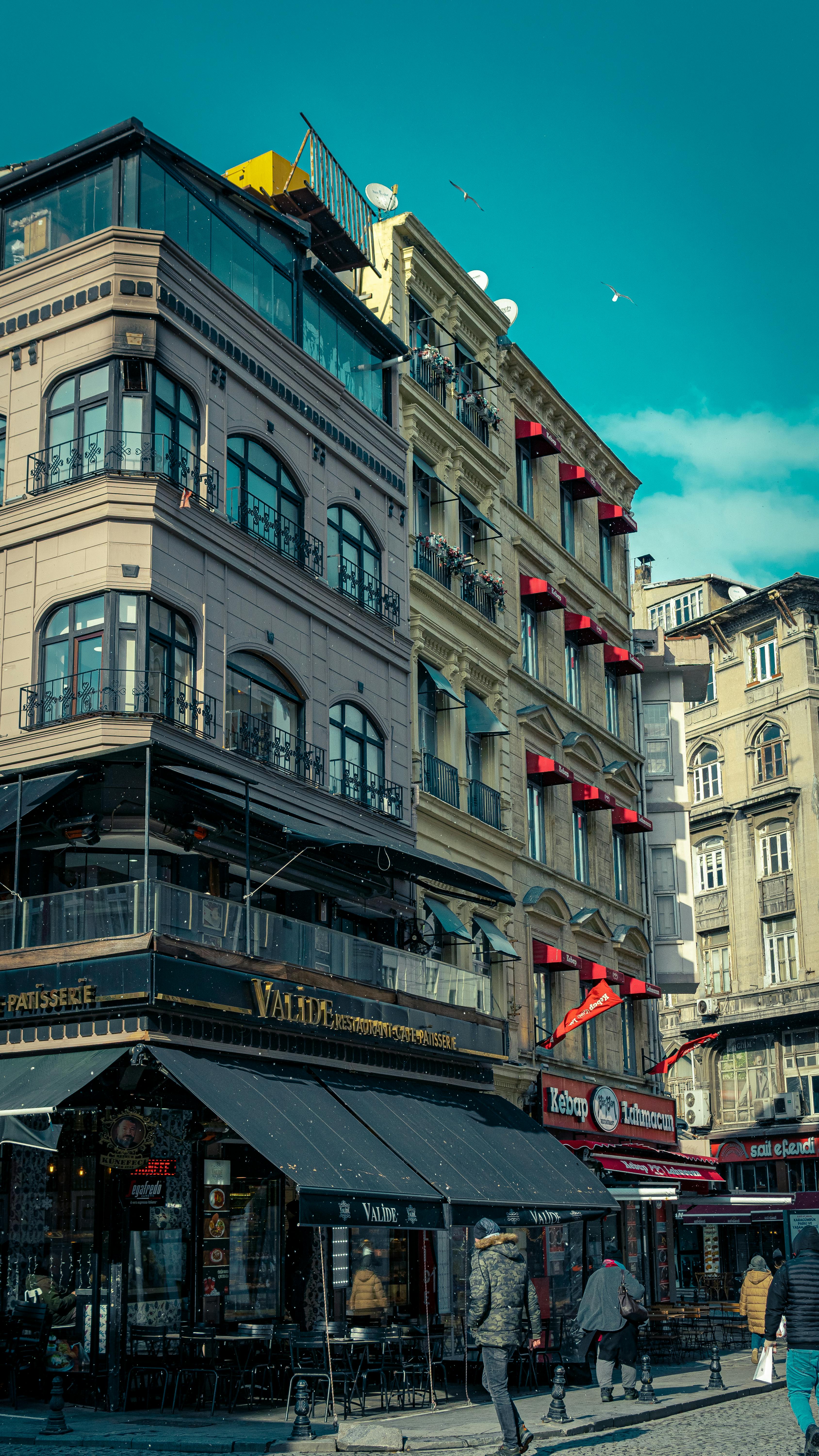 Building with Restaurant · Free Stock Photo