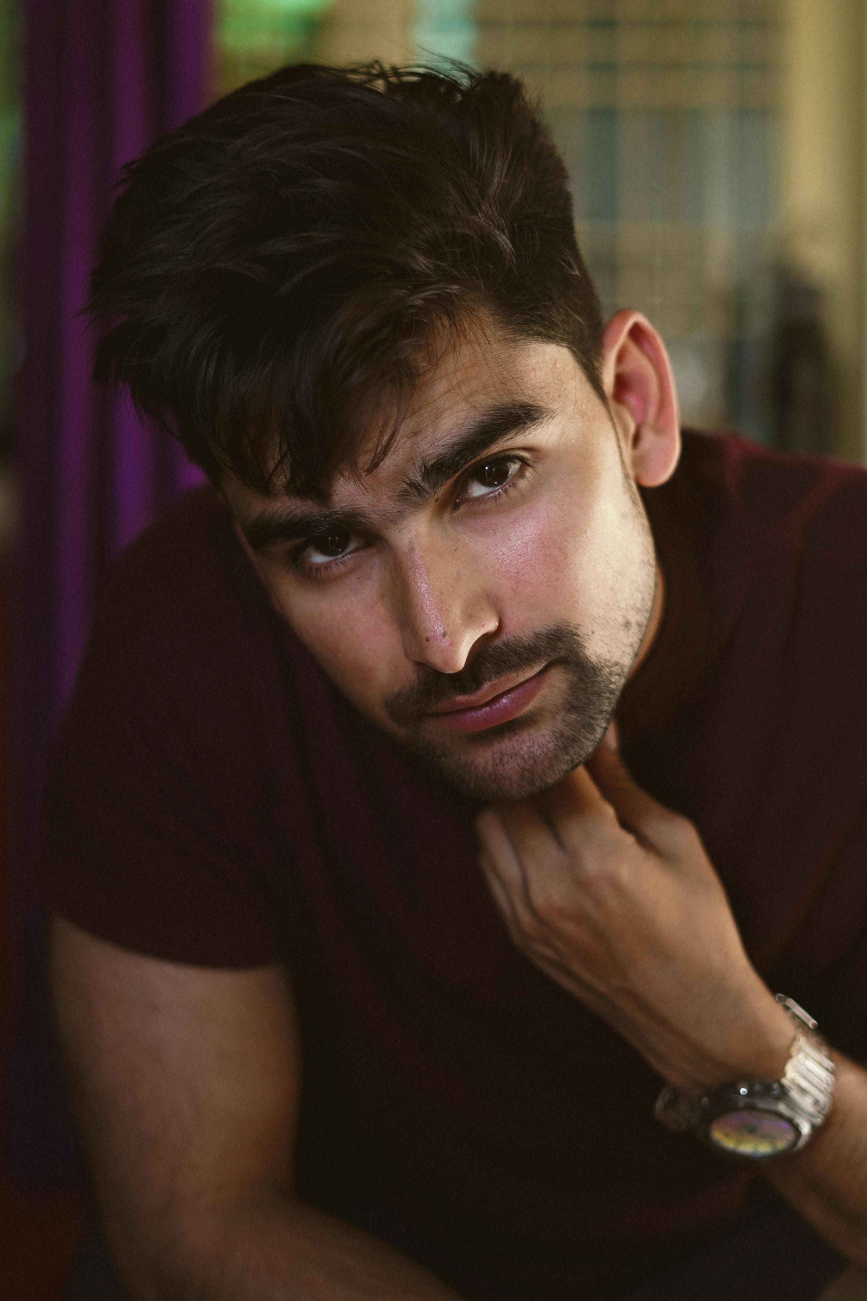 Porträt Eines Gutaussehenden Mannes Mit Stoppelbart · Kostenloses Stock ...