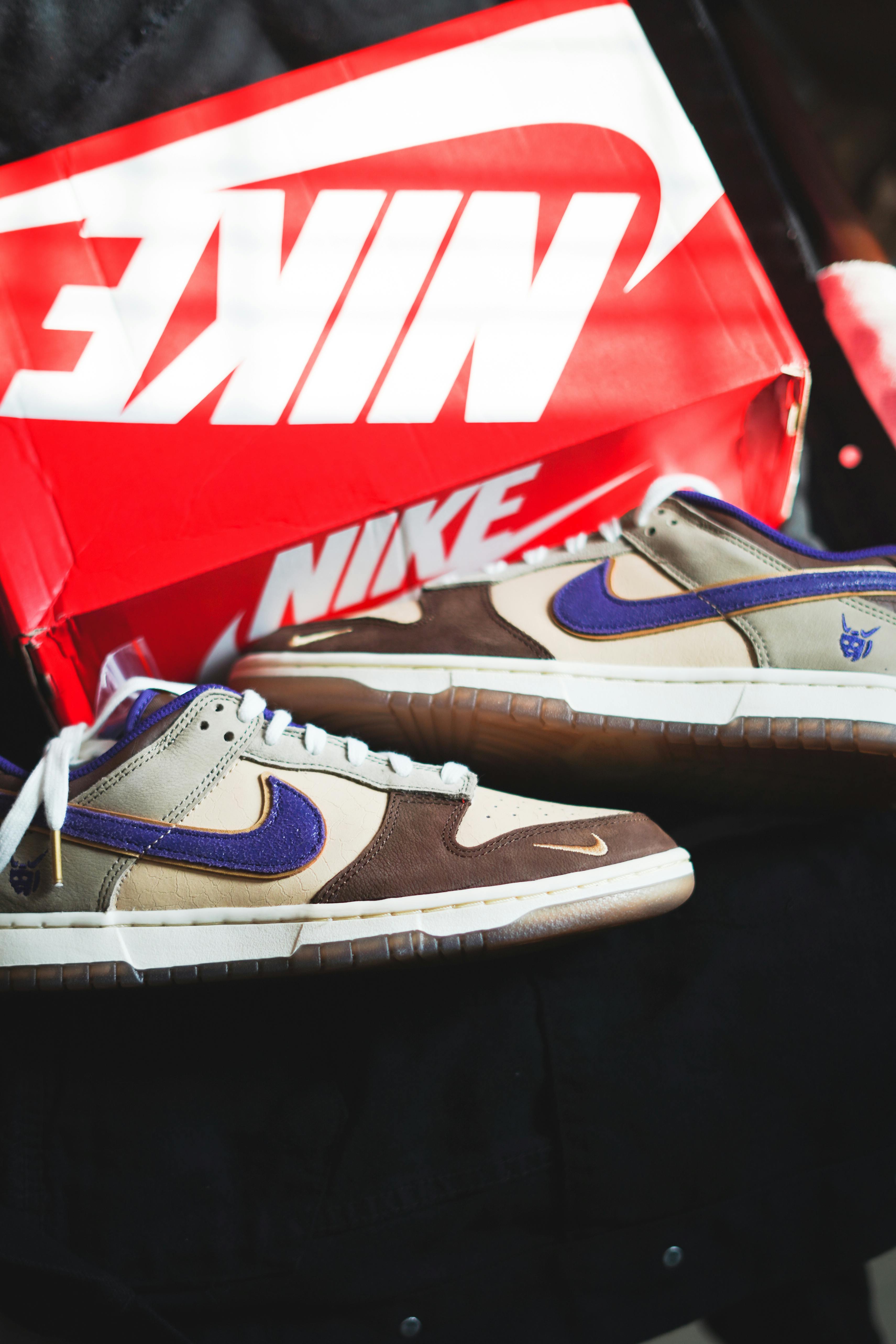 Focus Photographie De Paire De Chaussures De Course Nike Rouges · Photo ...