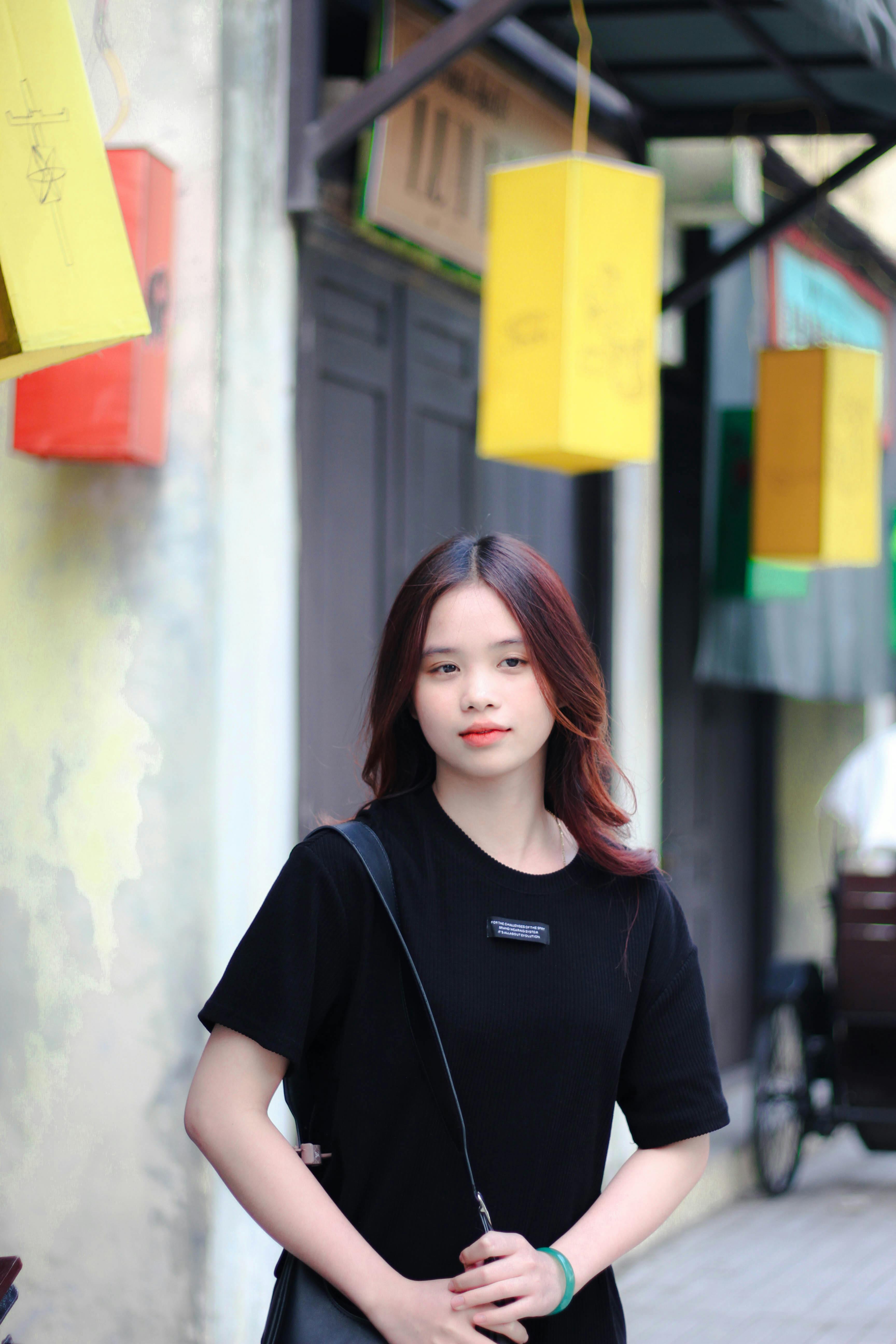 금발 긴 머리 난간 서 있는 수직 쐈어 얼굴 여성 염색 한 머리카락 초상화 패션 사진 포즈를 취하는에 관한