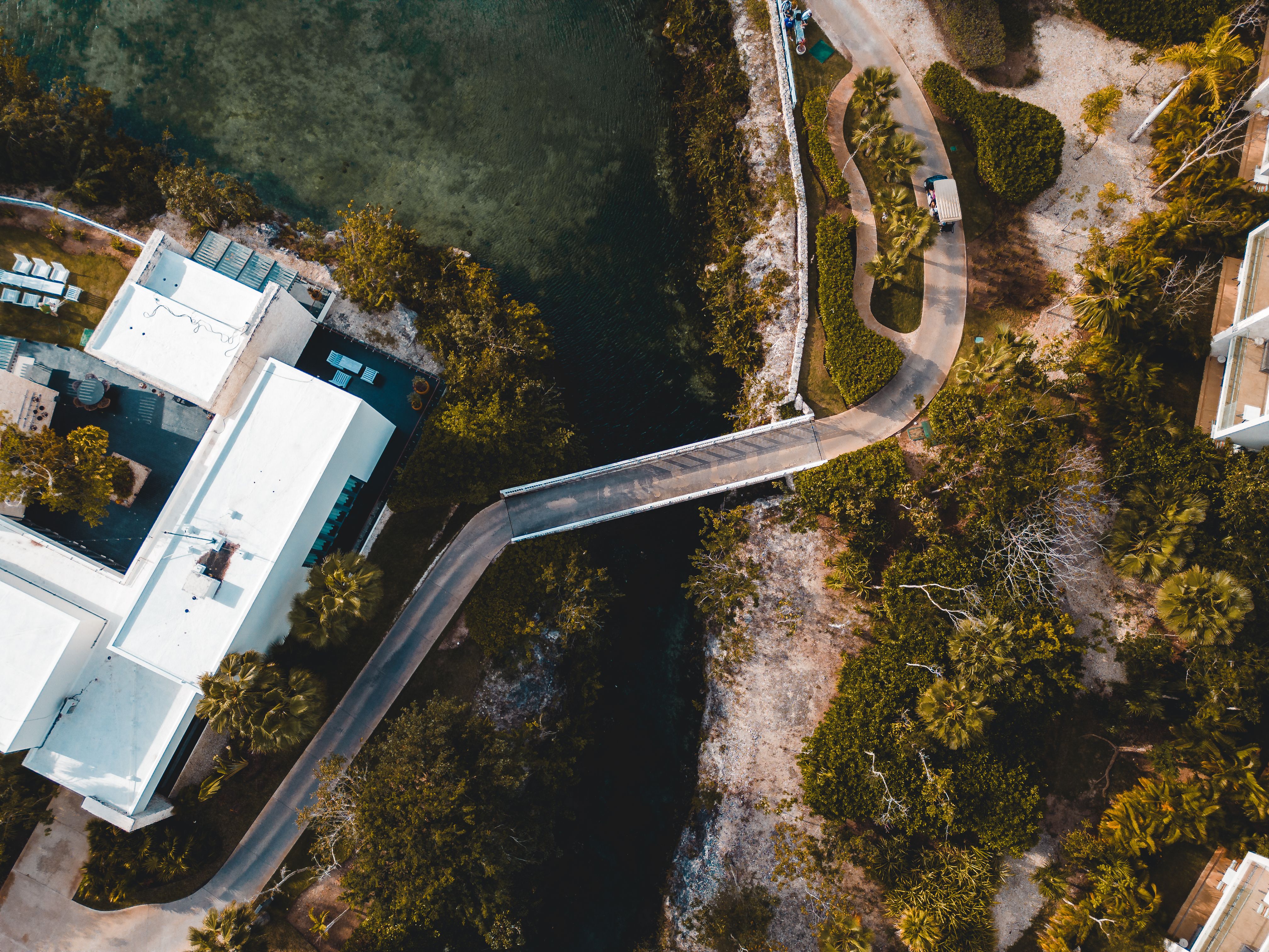 Birds Eye View of a Tourist Resort on the Riverbank · Free Stock Photo
