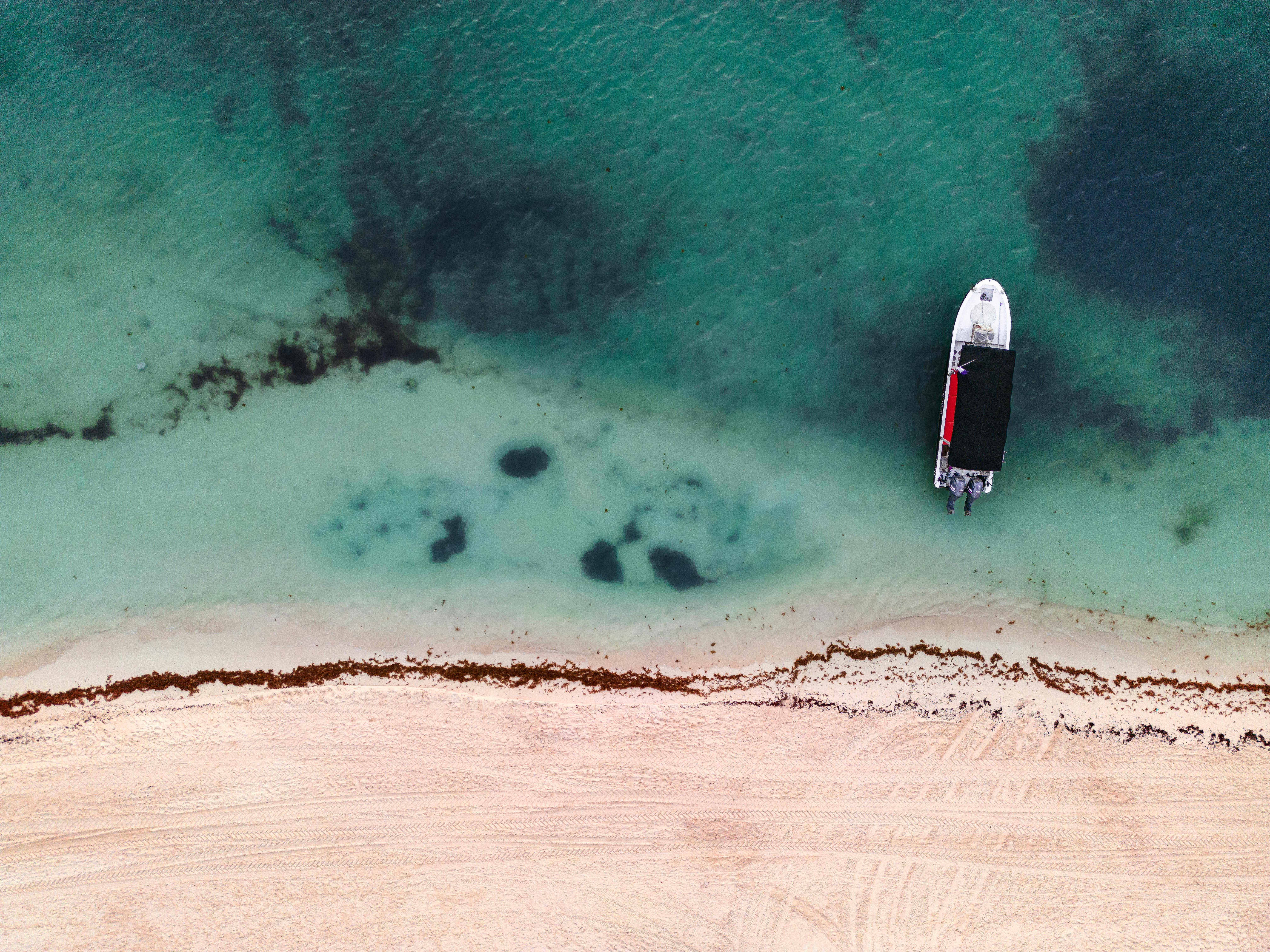 Top View of a Boat in the Sea and a Beach · Free Stock Photo