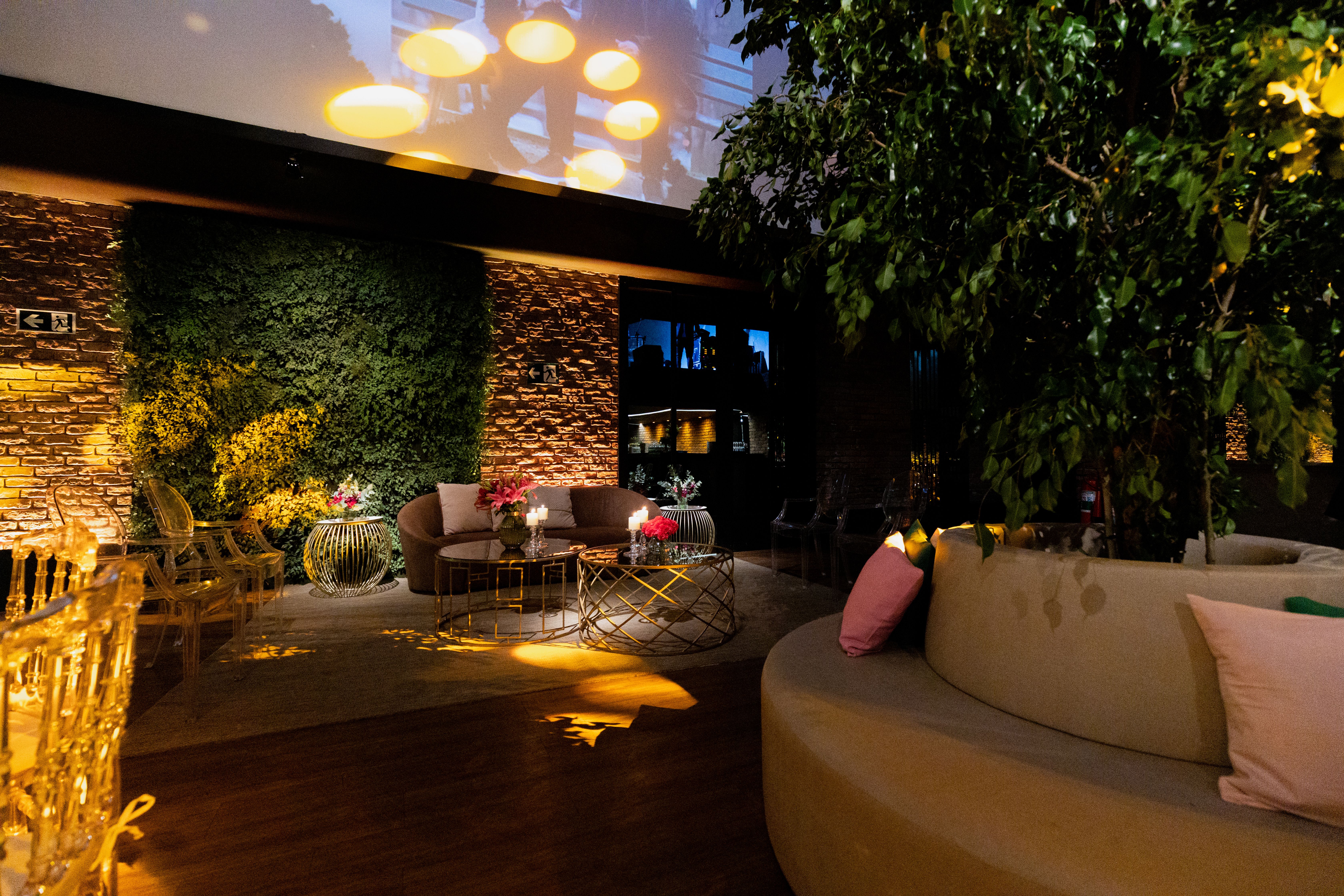 Green Sitting Place in Hotel Foyer · Free Stock Photo