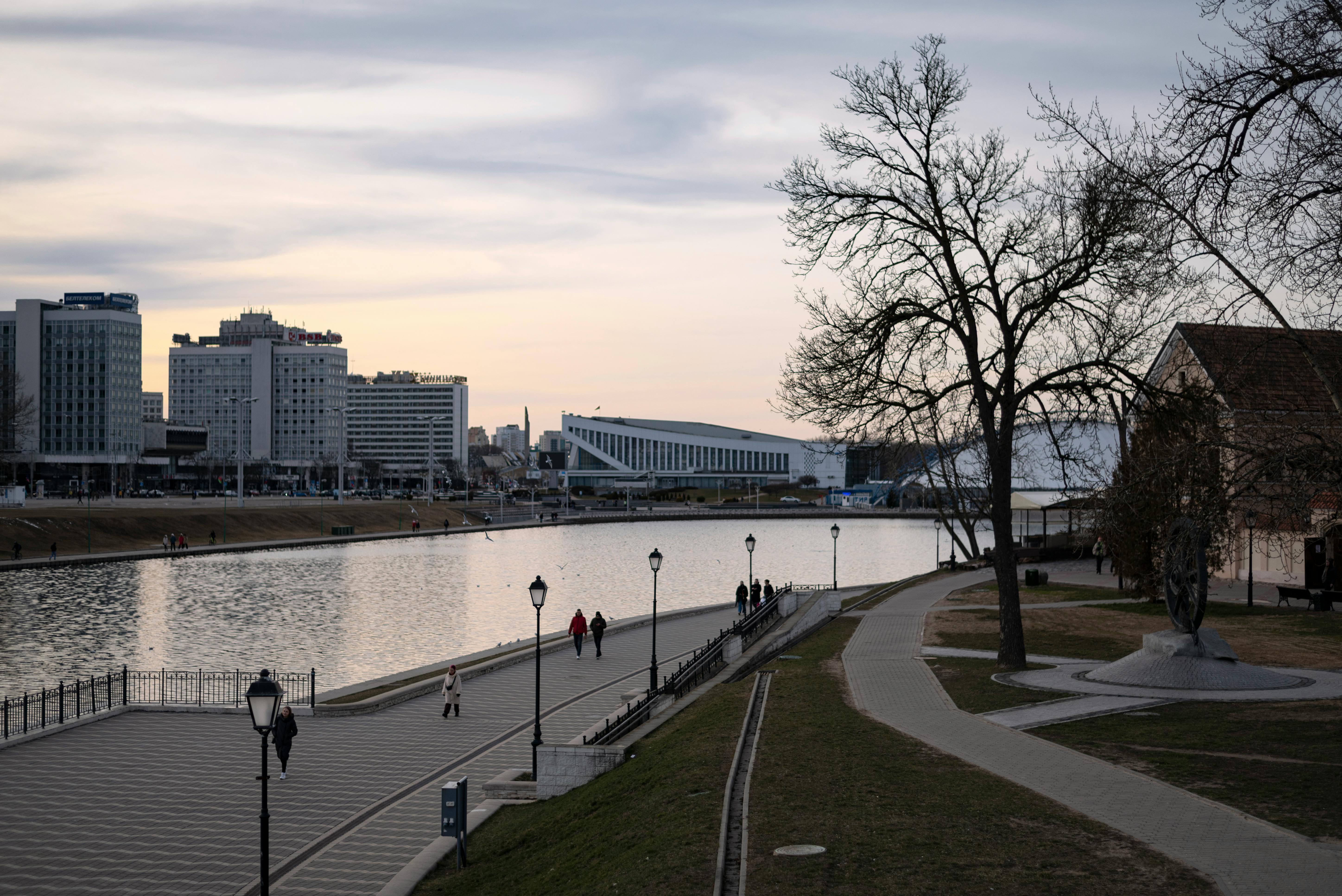 Promenade Along the Svislach River · Free Stock Photo