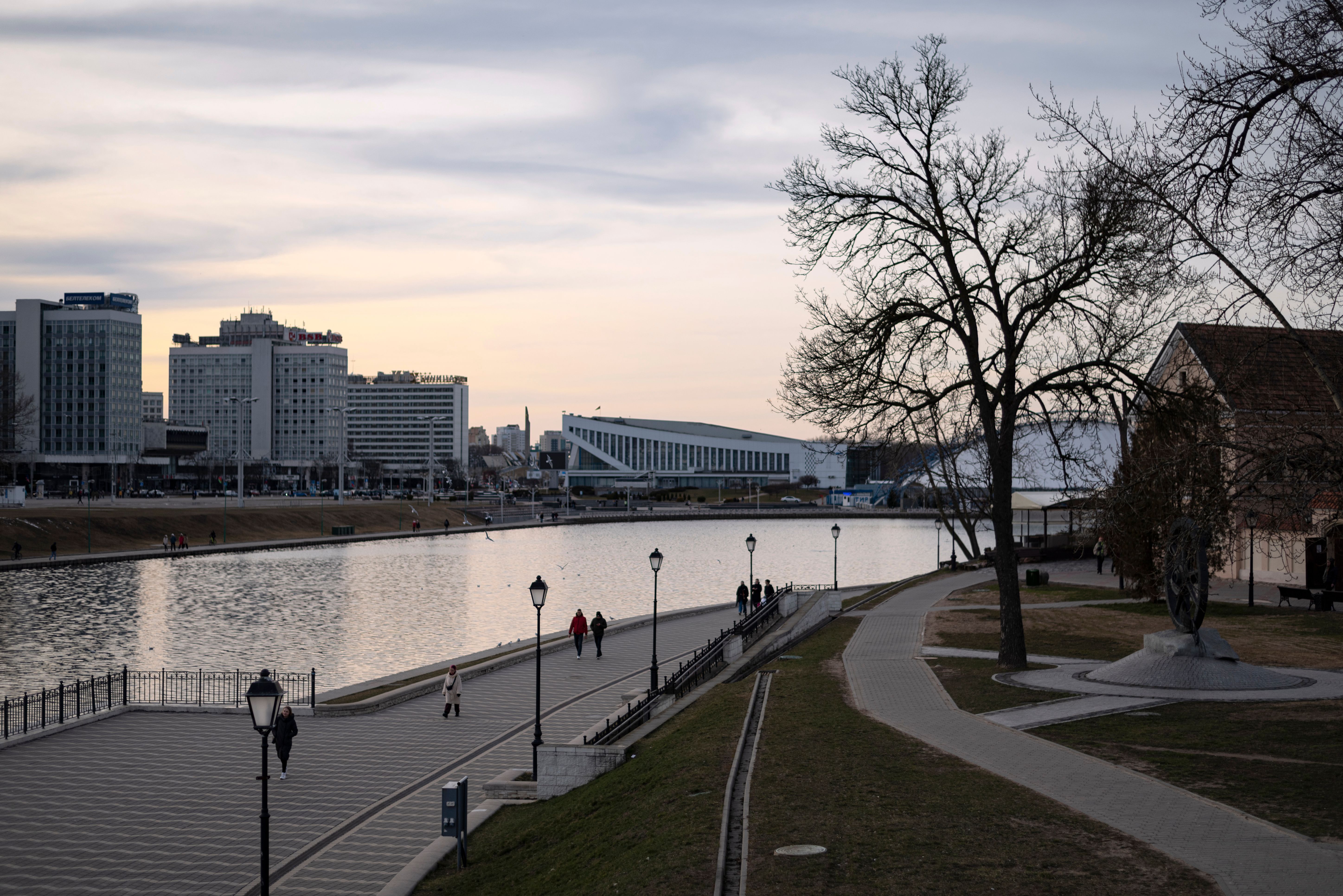 Promenade Along the Svislach River · Free Stock Photo