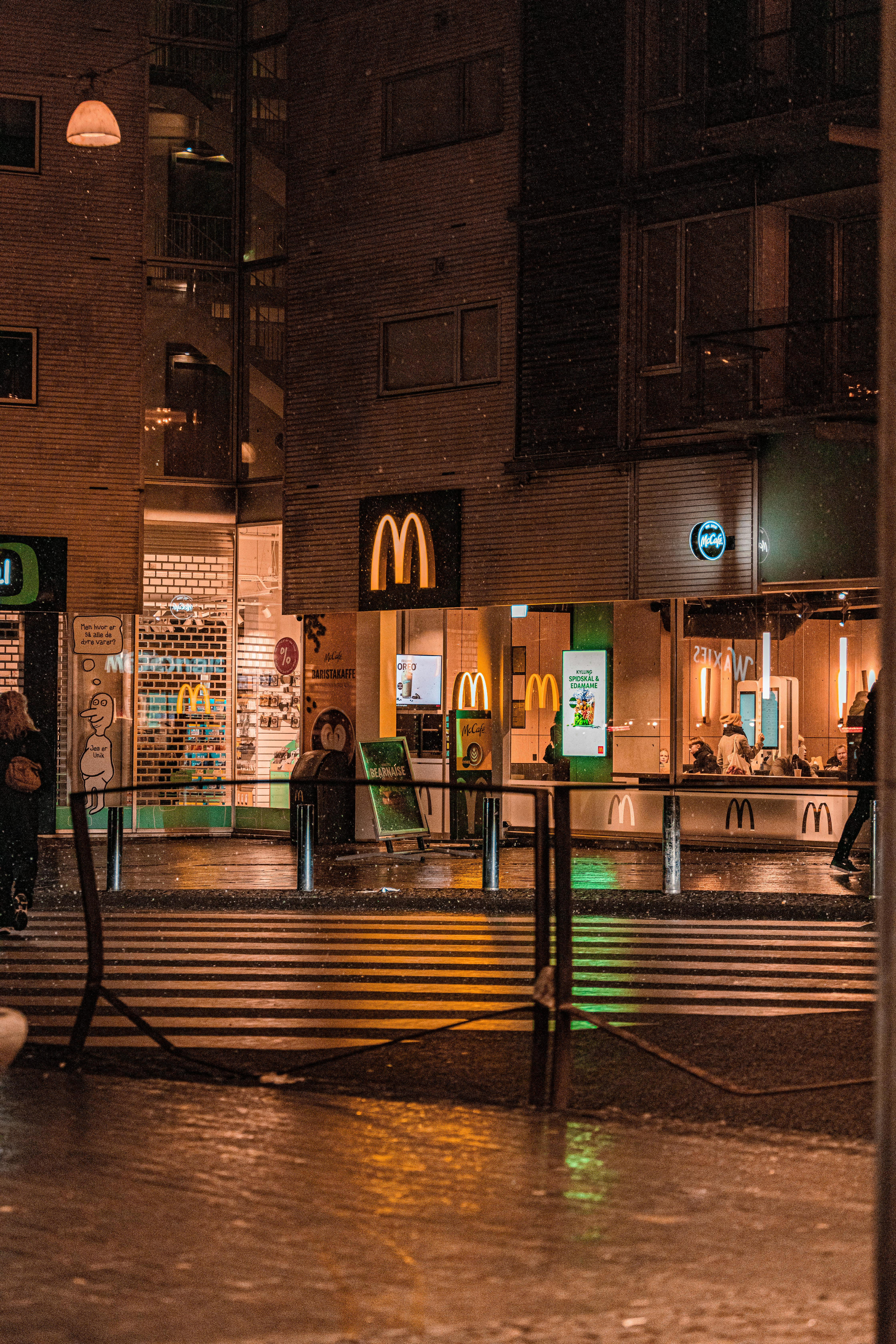 Street in City at Night · Free Stock Photo