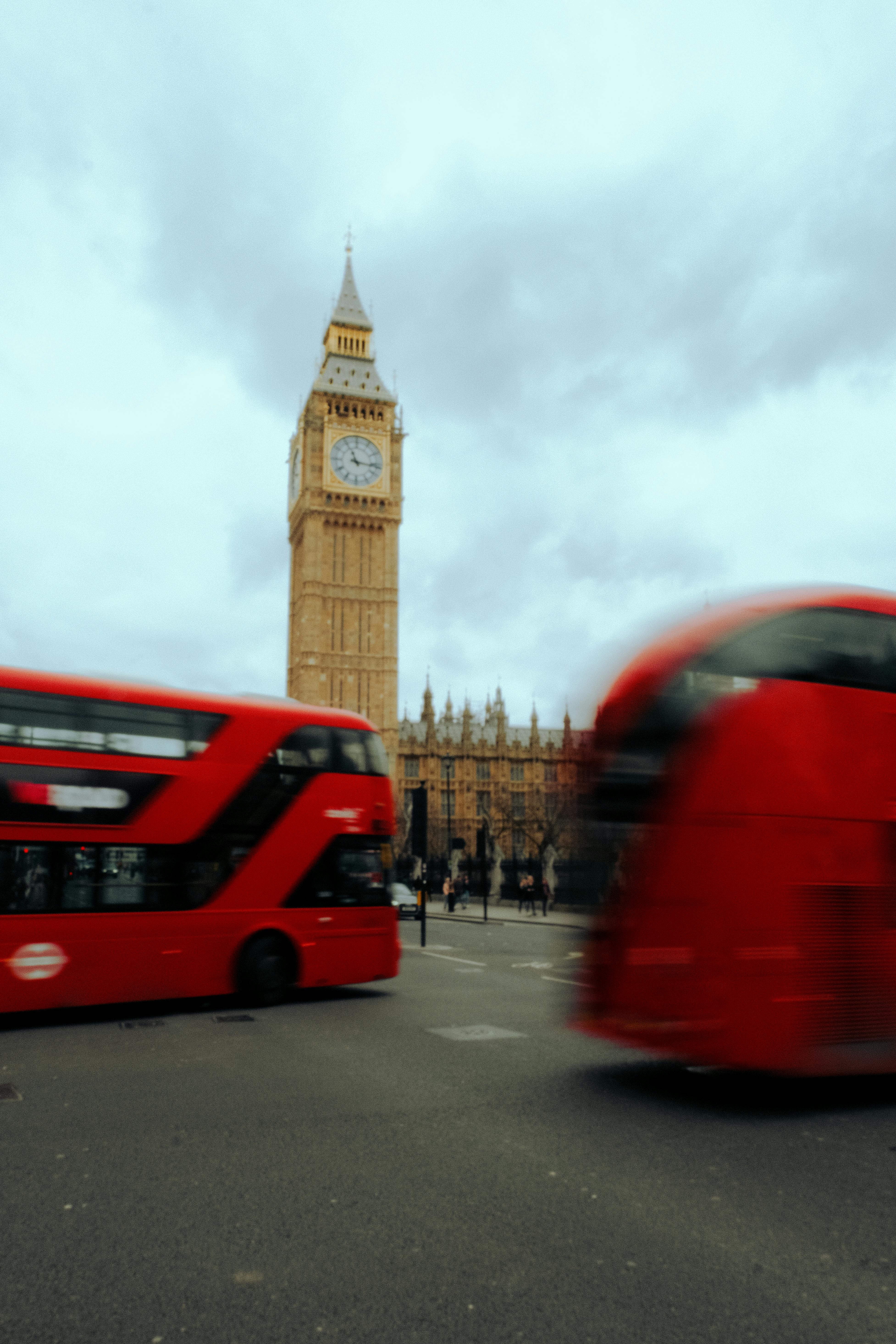 Clouds over Big Ben and Red Buses · Free Stock Photo