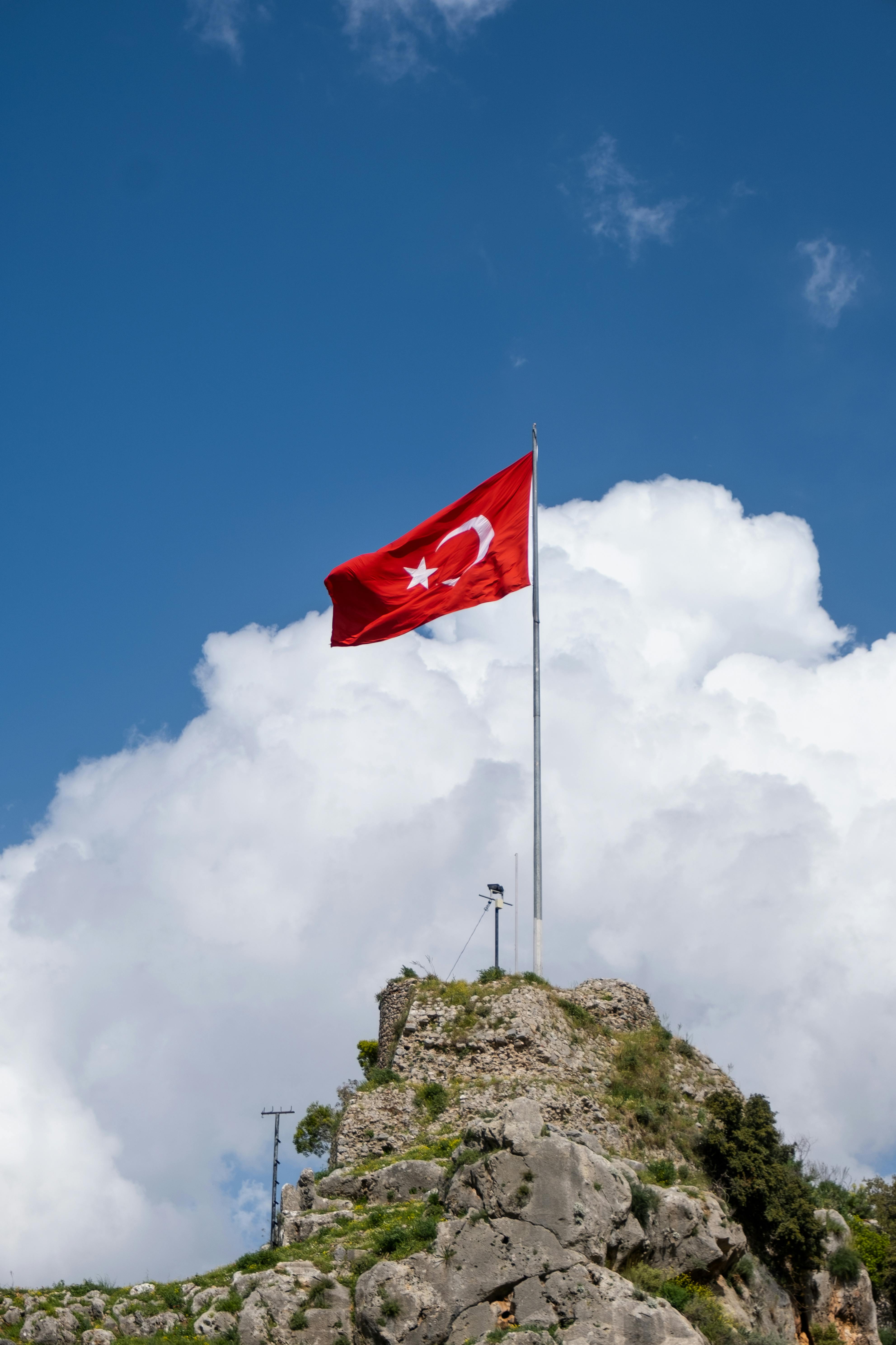 Ücretsiz beyaz bulutlar, clouds, dağ, dağ doruğu, dikey atış, flag ...