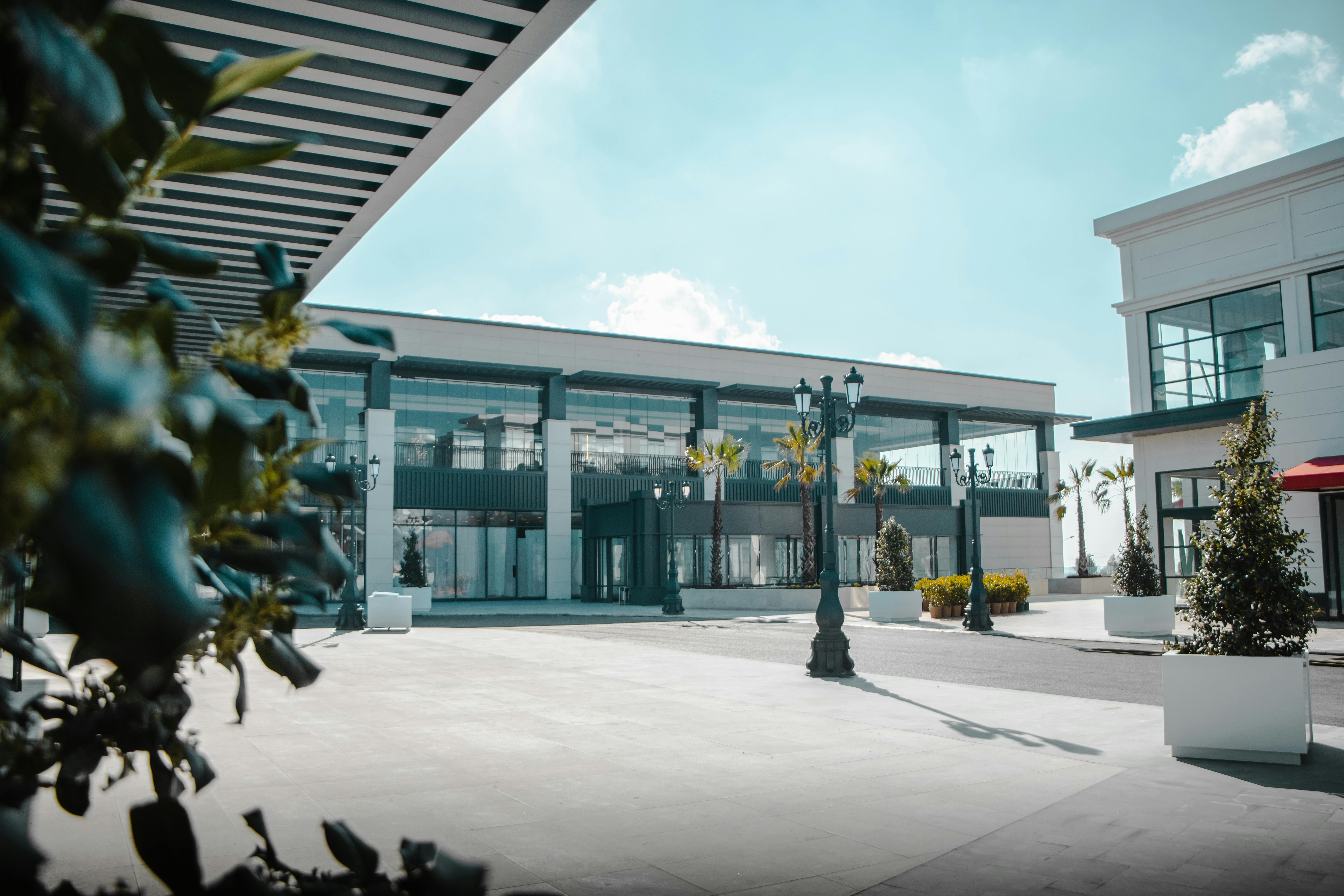 Sunlit Square among Buildings · Free Stock Photo