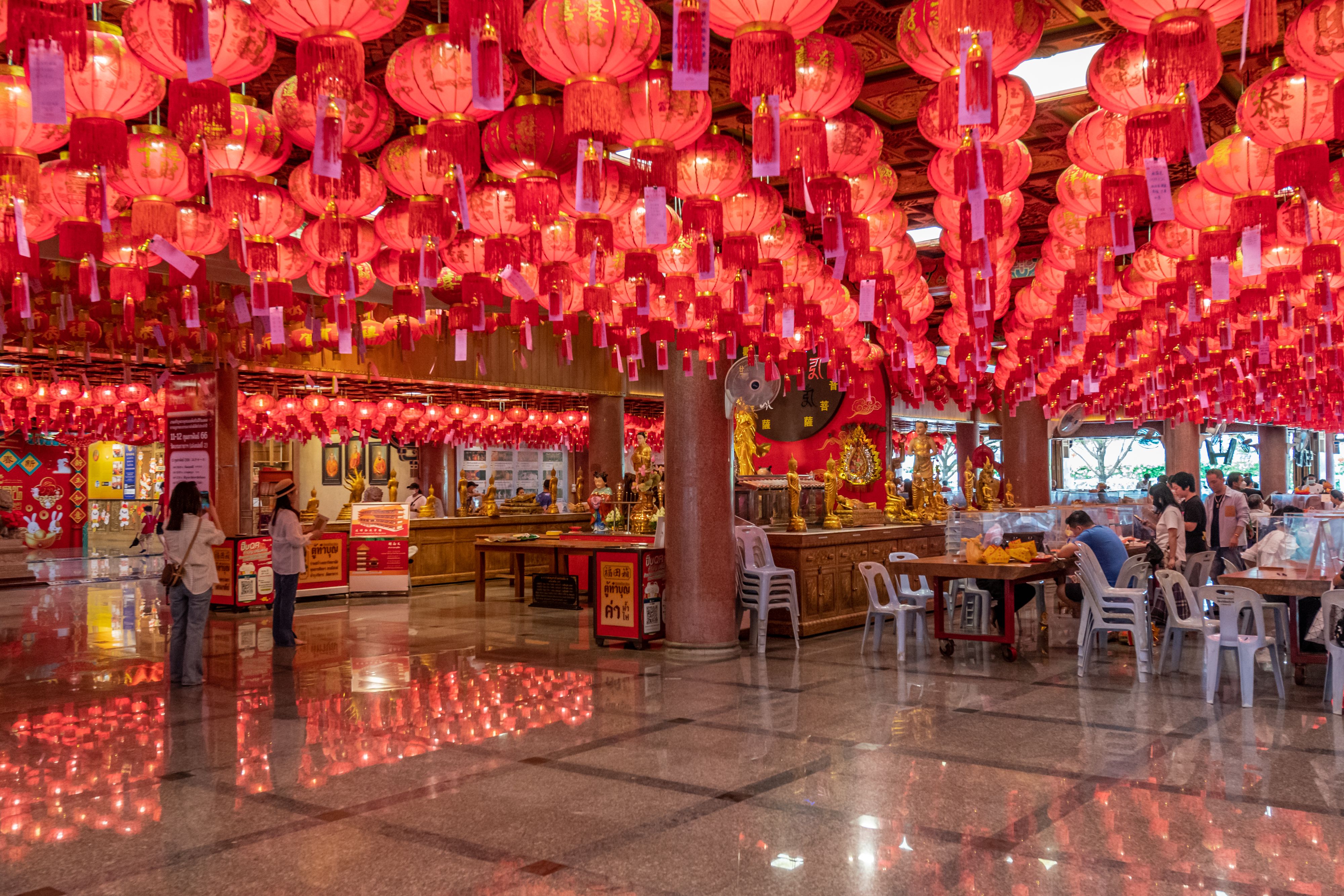Abundance of Lanterns Decorating Restaurant · Free Stock Photo