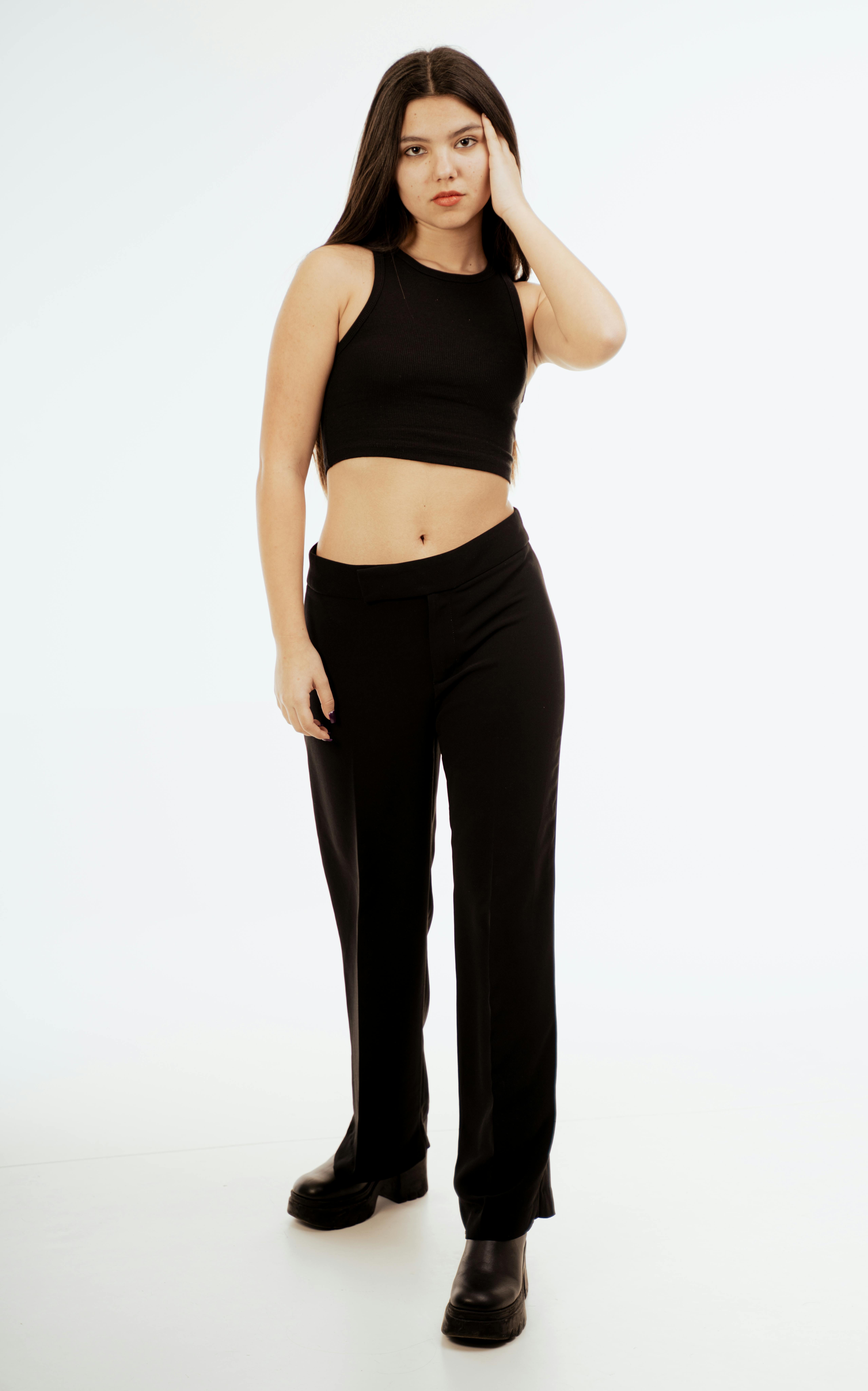 갈색 머리, 꽃, 모델, 부케, 수직 쐈어, 스튜디오, 식물군, 여성, 포즈를 취하는, 흰색 배경에 관한 무료 스톡 사진