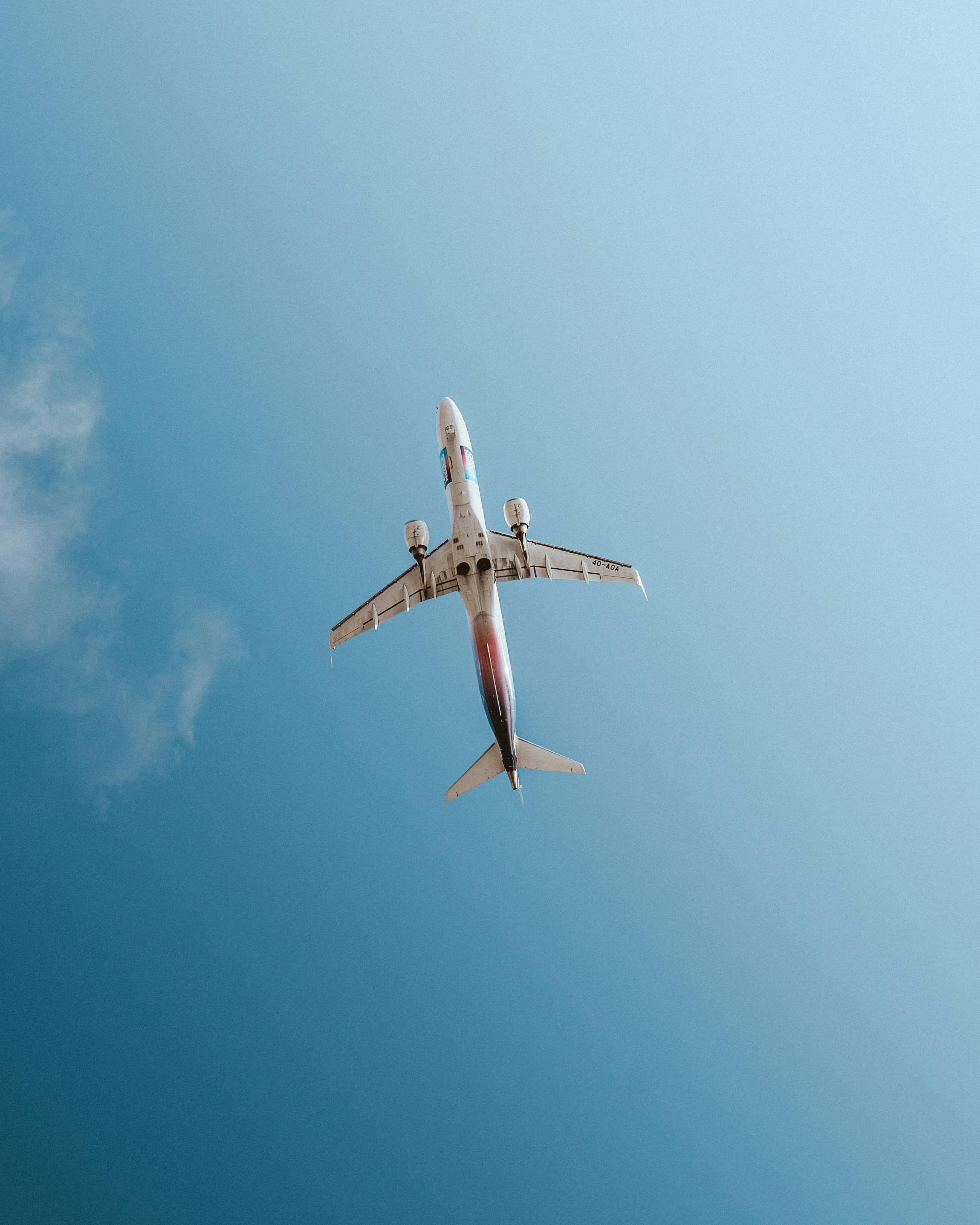 Airliner in Flight · Free Stock Photo