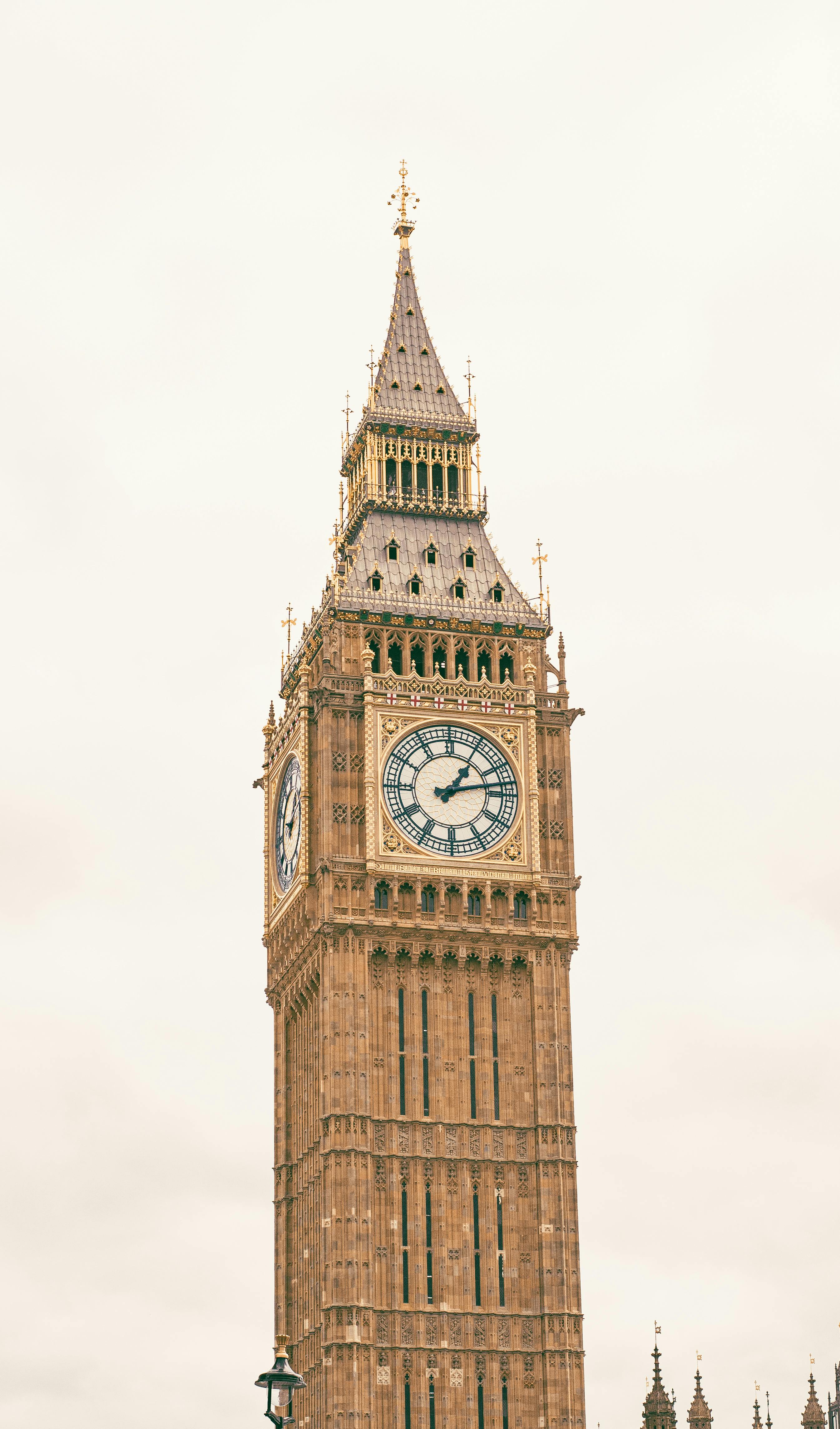 Big Ben Bajo El Cielo Azul Y Blanco Durante El Día · Foto de stock gratuita