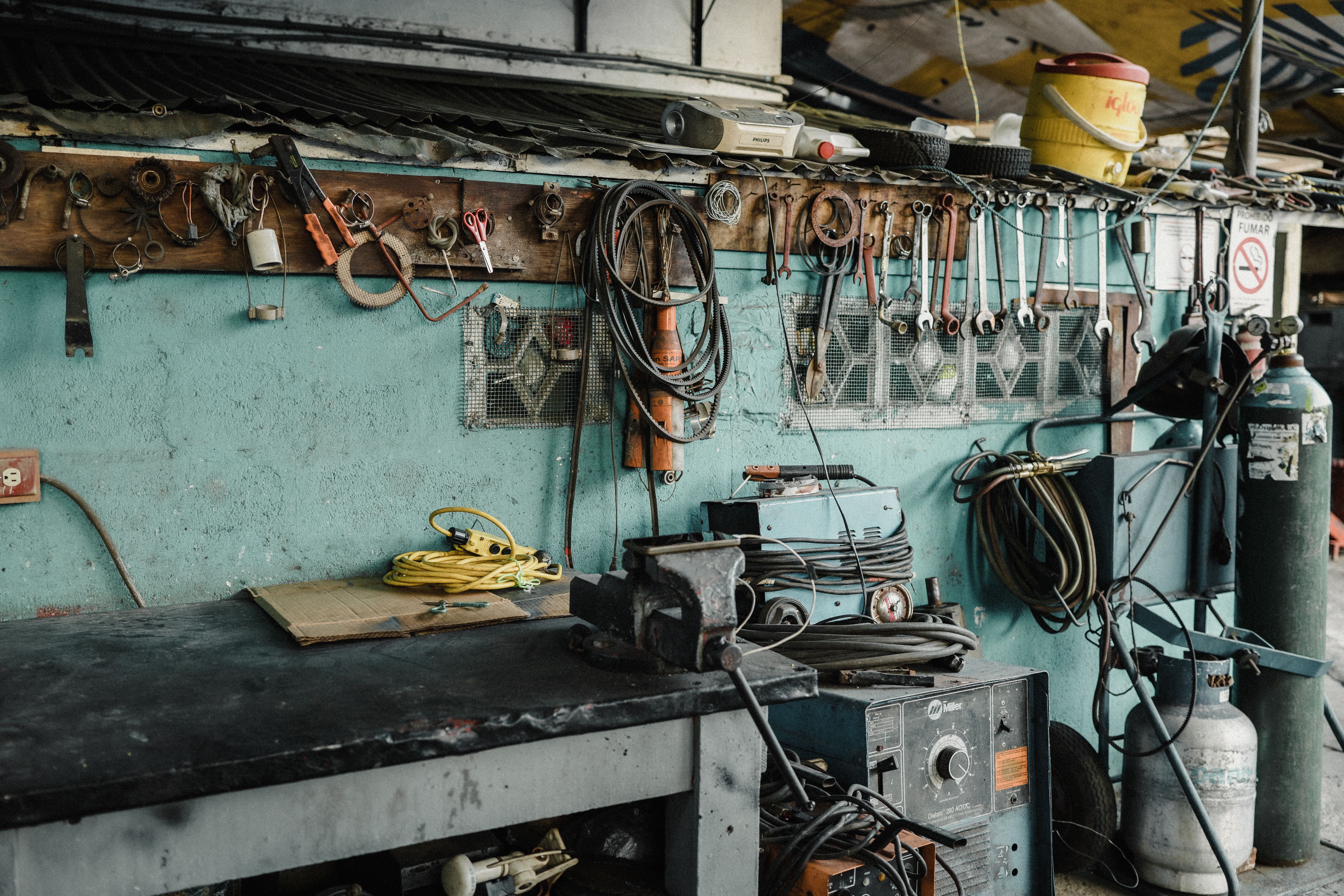 Photo gratuite de ambiance industrielle, atelier, atelier d'entretien ...