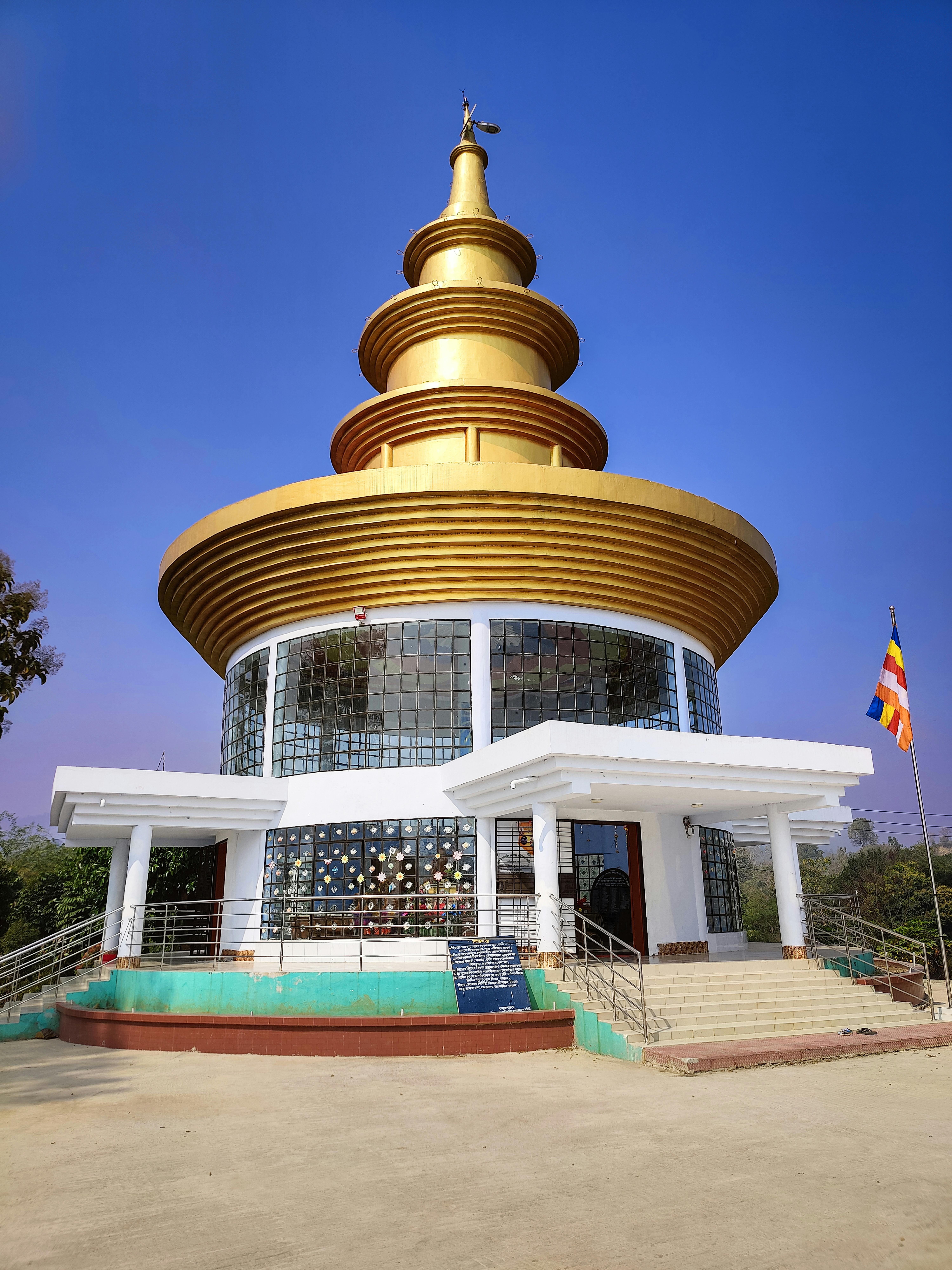 Low Angle Shot of the Temple · Free Stock Photo