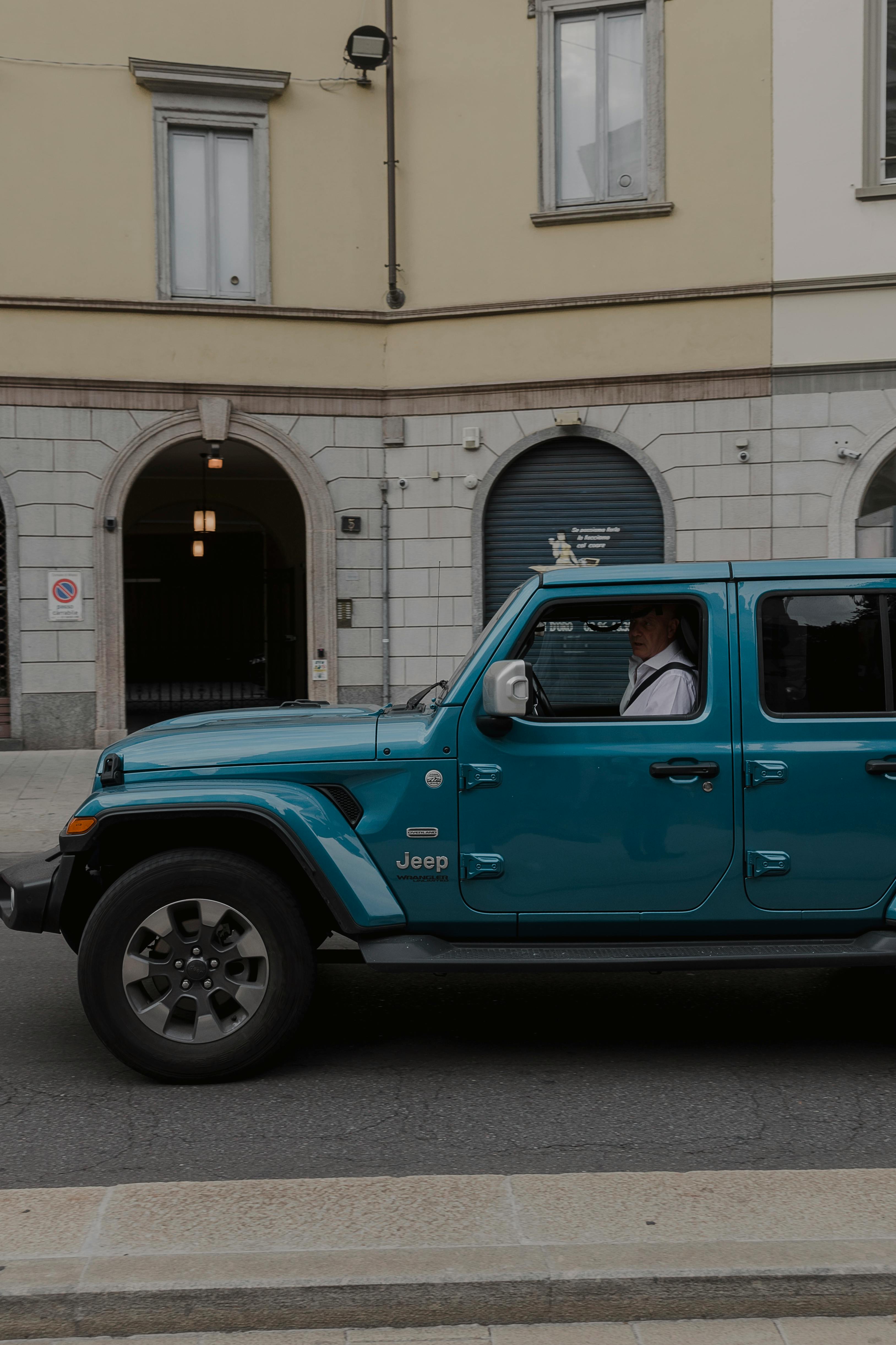 Blue Jeep Parked in front of Administration Building · Free Stock Photo