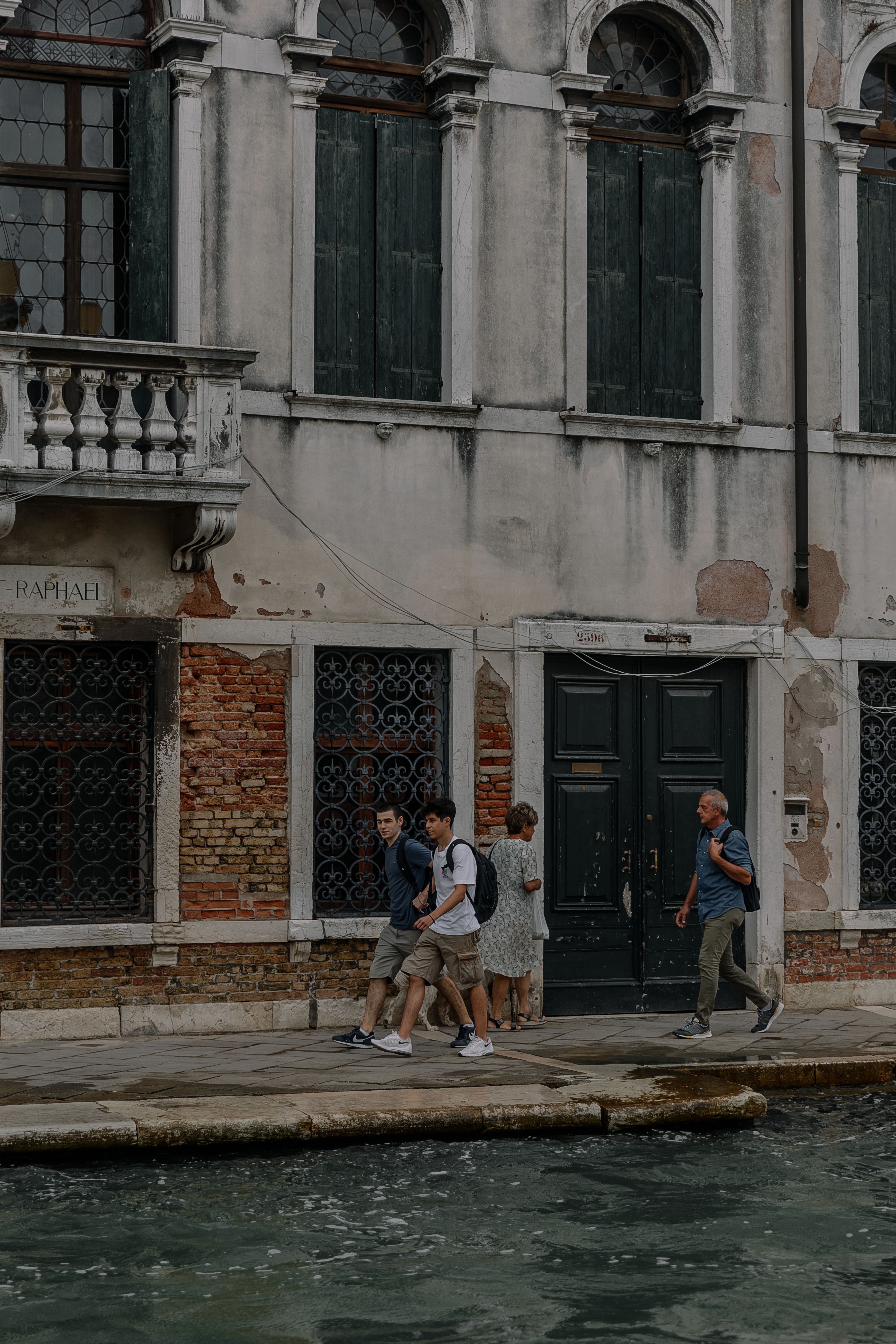 Houses by the Lake Como · Free Stock Photo