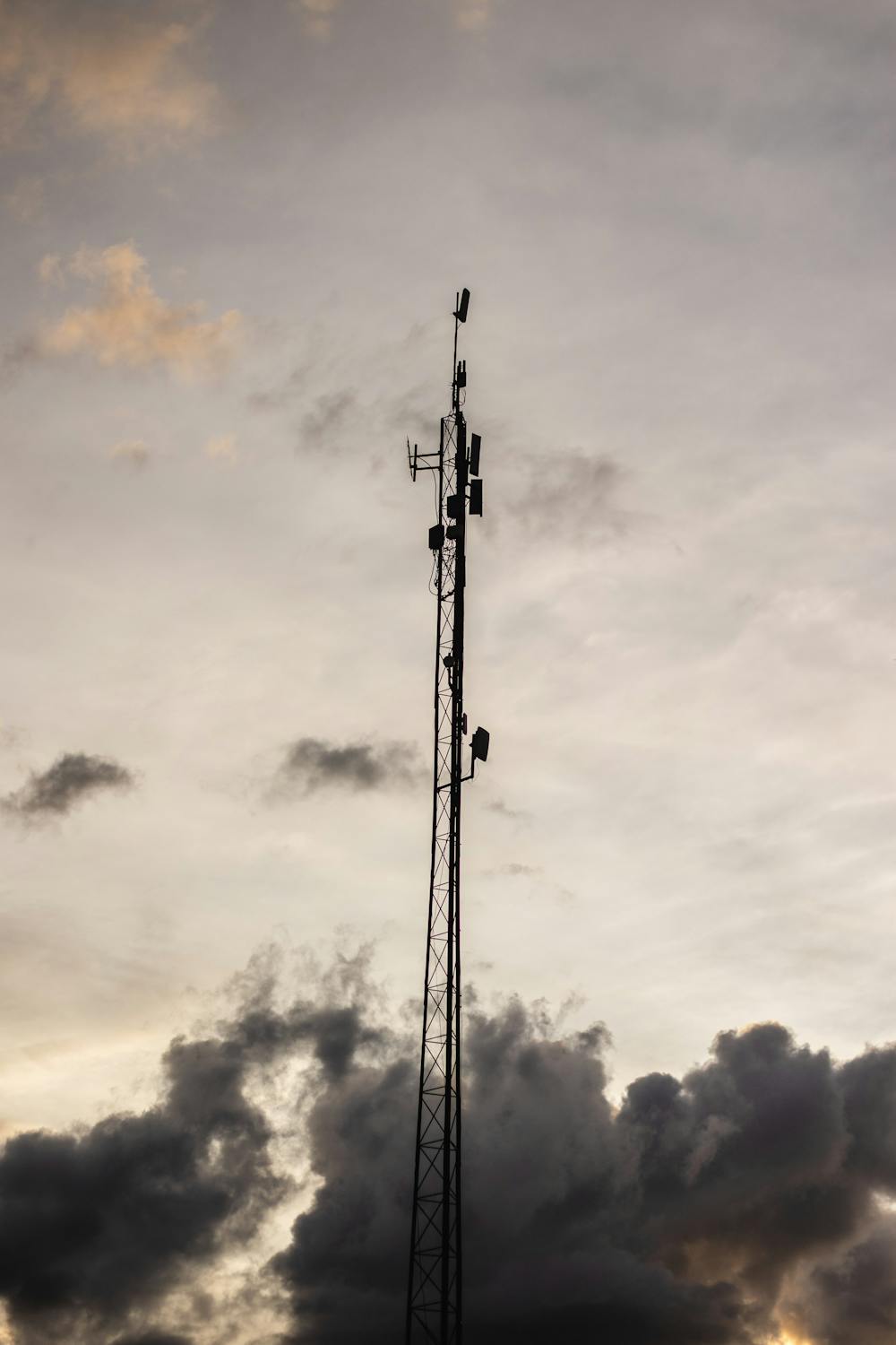 Antenna in front of Skyline · Free Stock Photo Antenna in front of Skyline · Free Stock Photo