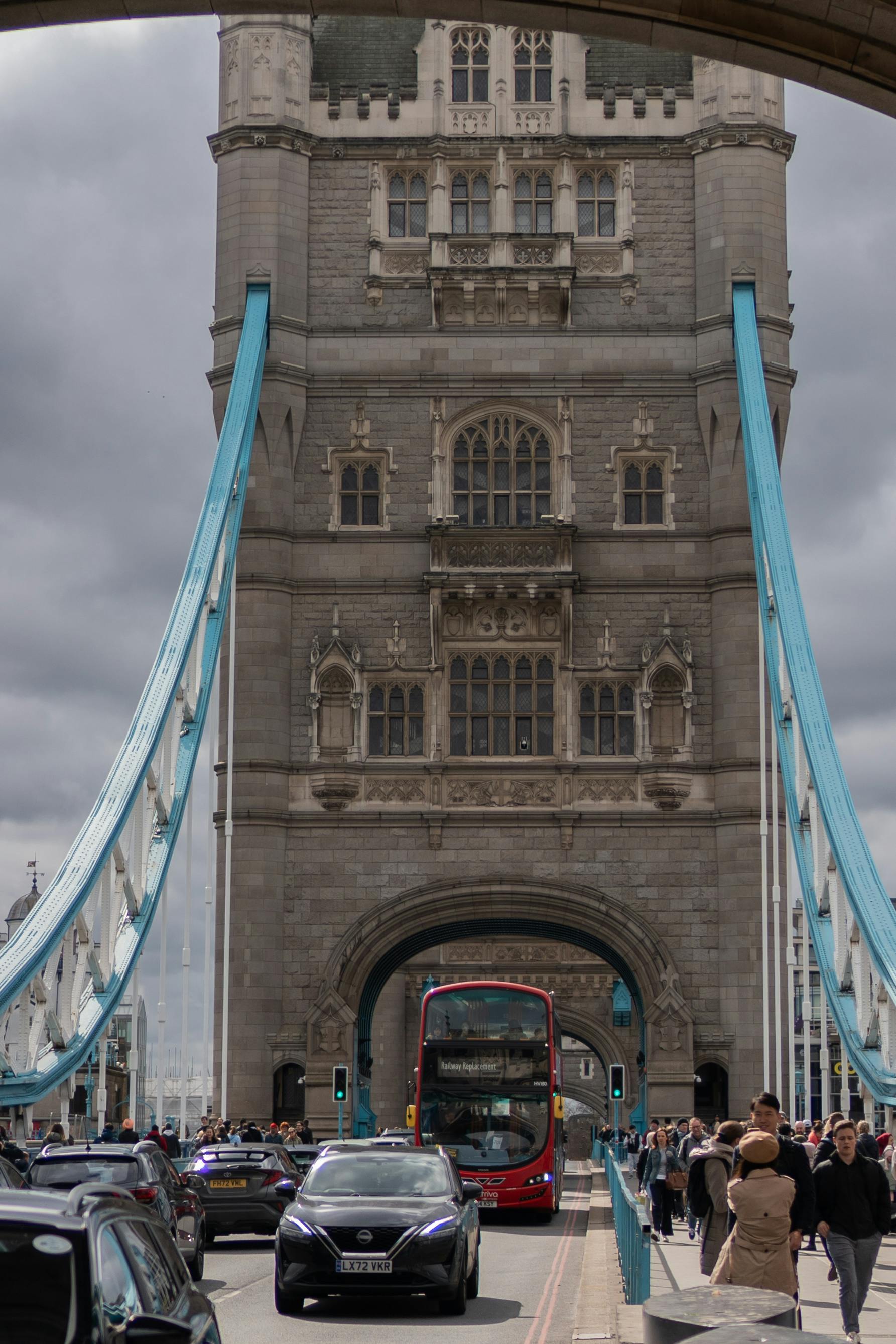 Traffic on Tower Bridge · Free Stock Photo