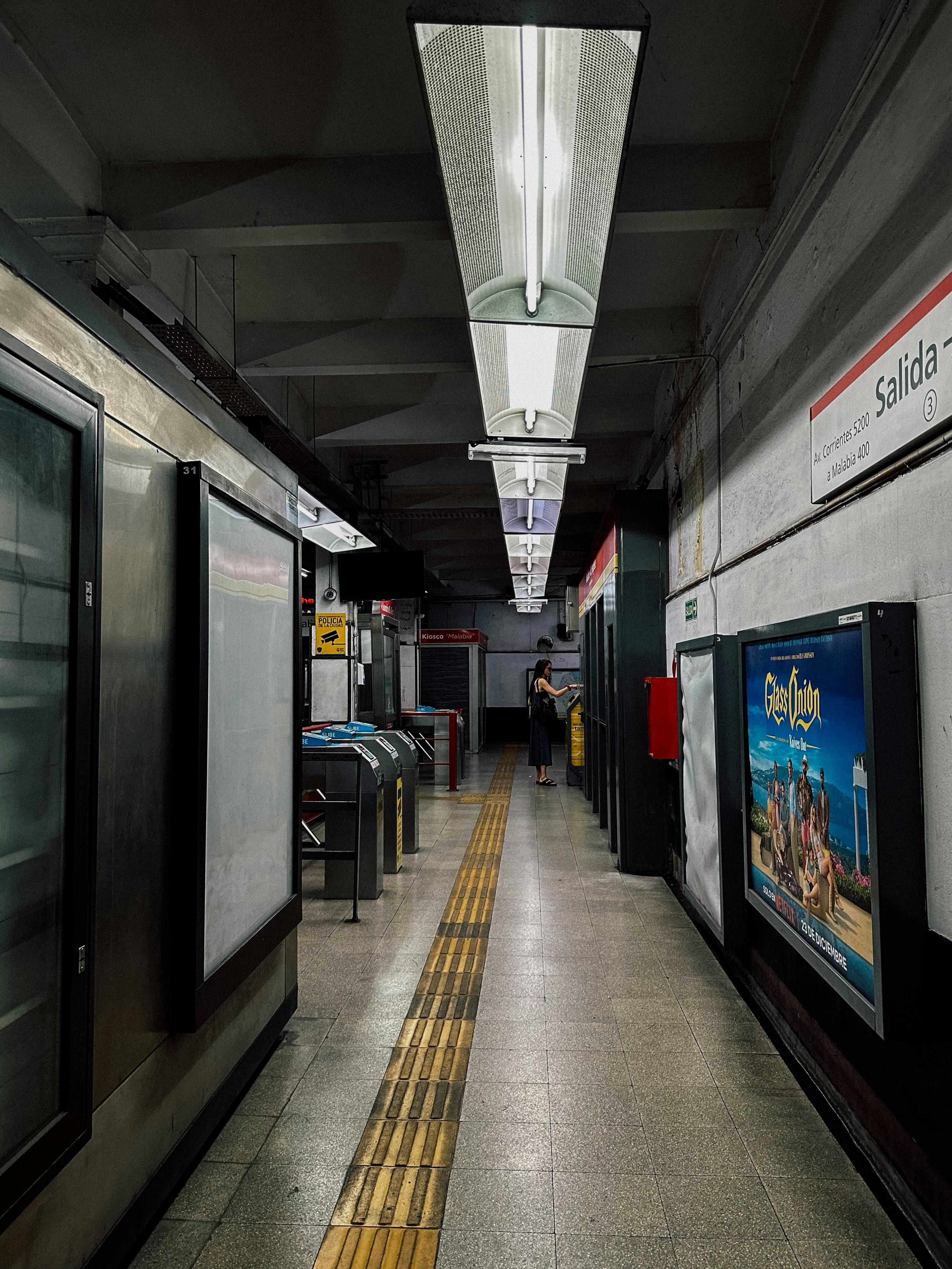 Passage in Subway · Free Stock Photo
