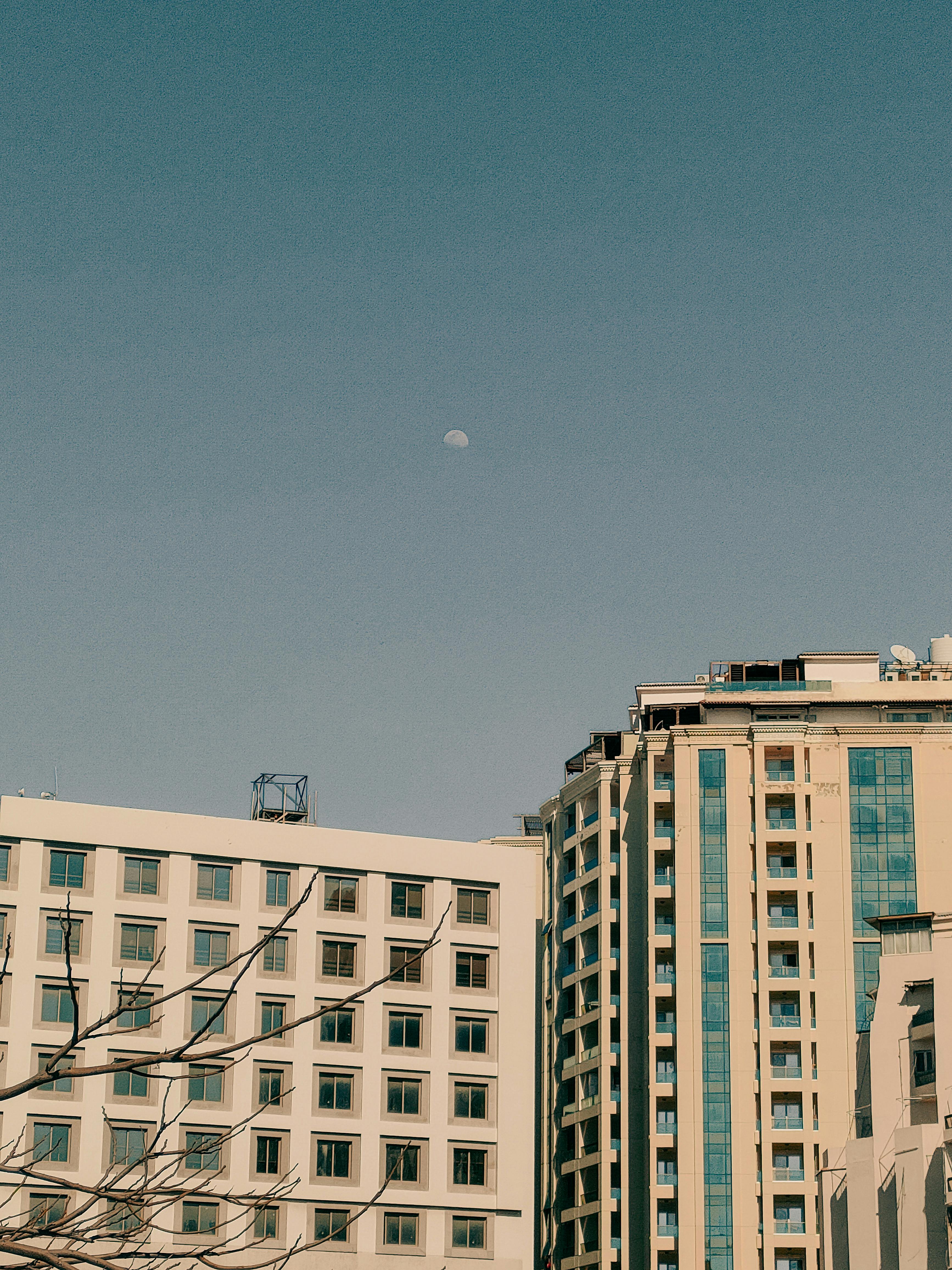 Clear Sky over Building · Free Stock Photo