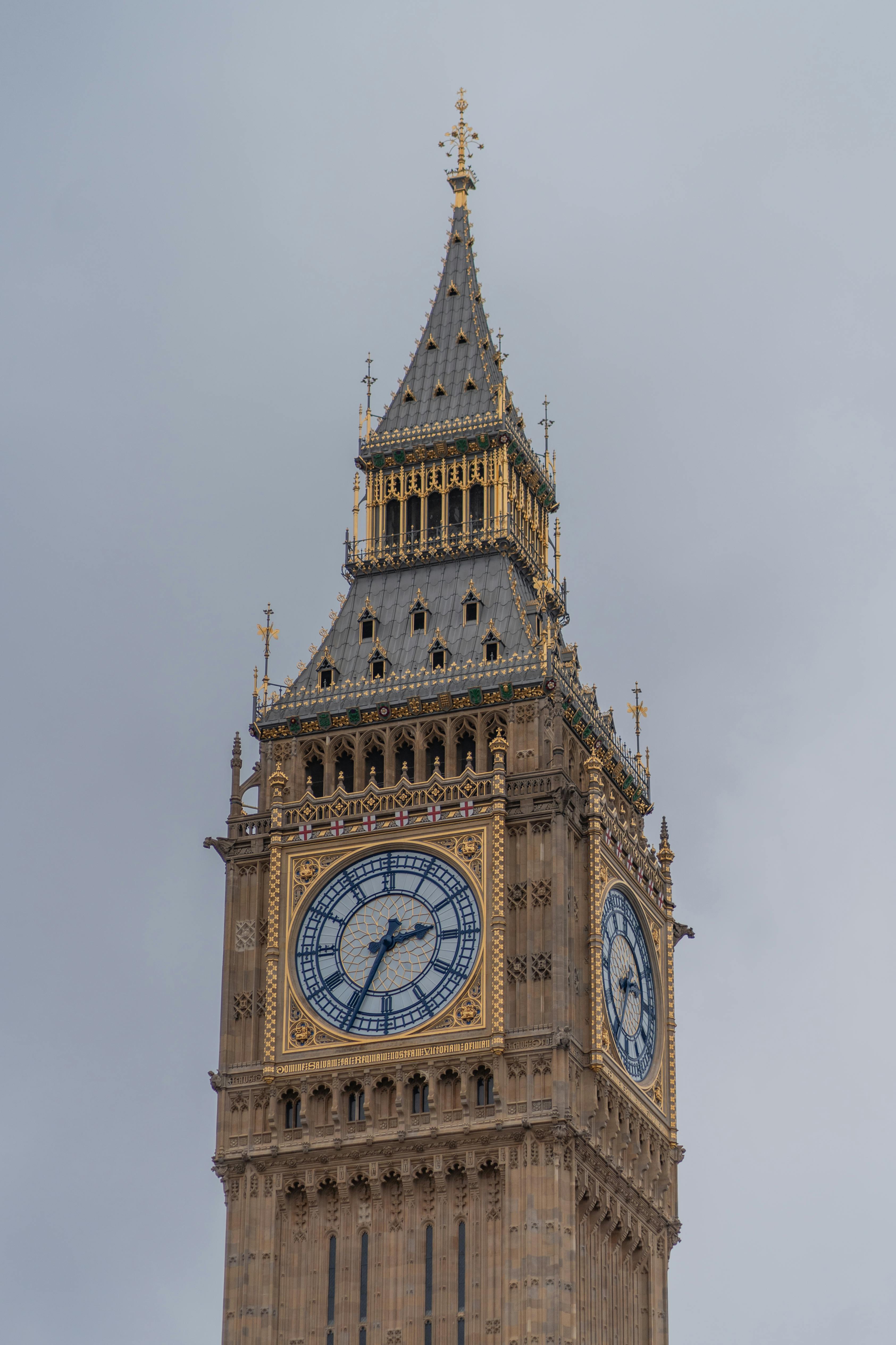 Big Ben Bajo El Cielo Azul Y Blanco Durante El Día · Foto de stock gratuita