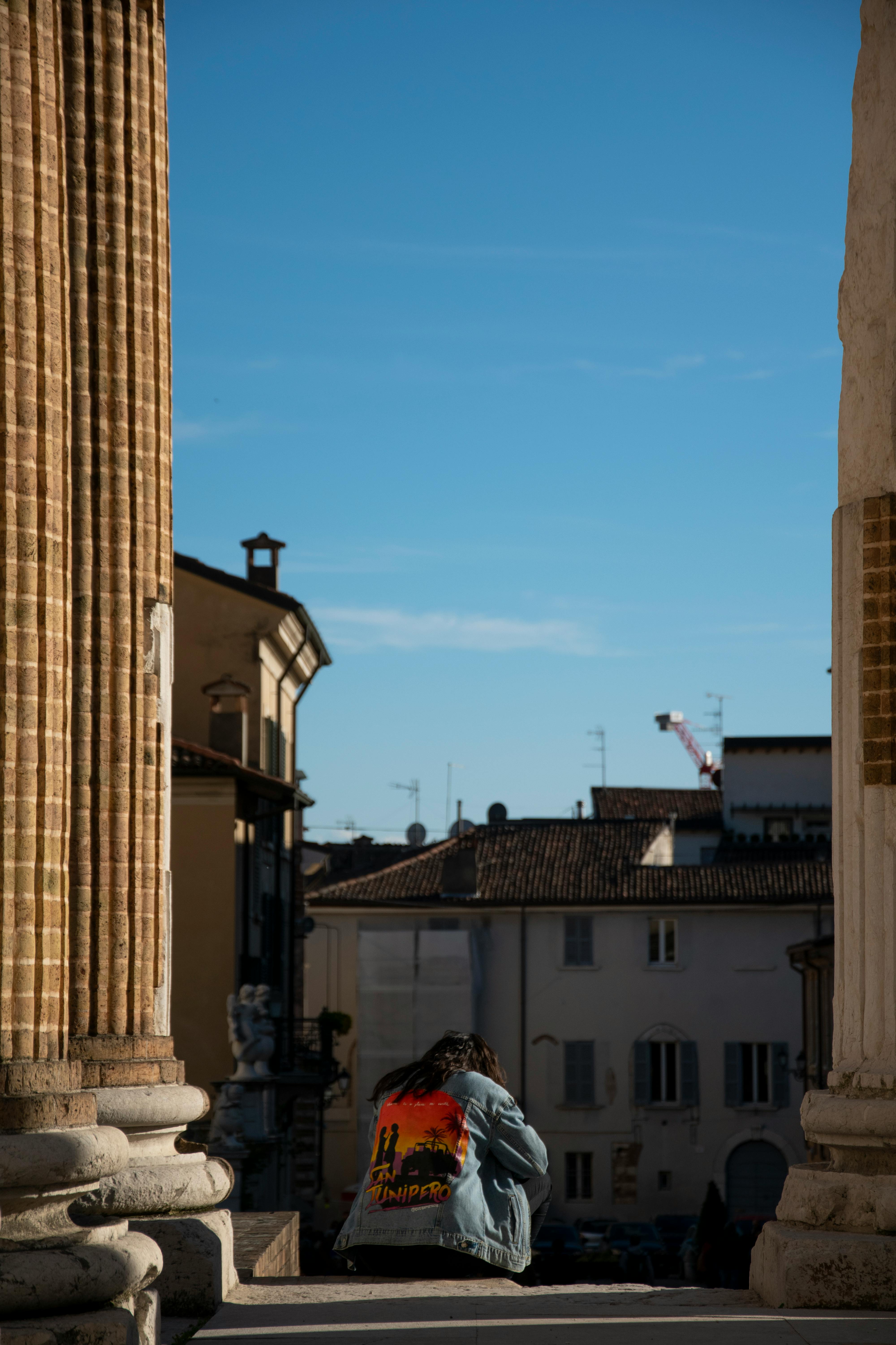 Photo gratuite de citadin, colonnes, être assis, individu, panorama ...