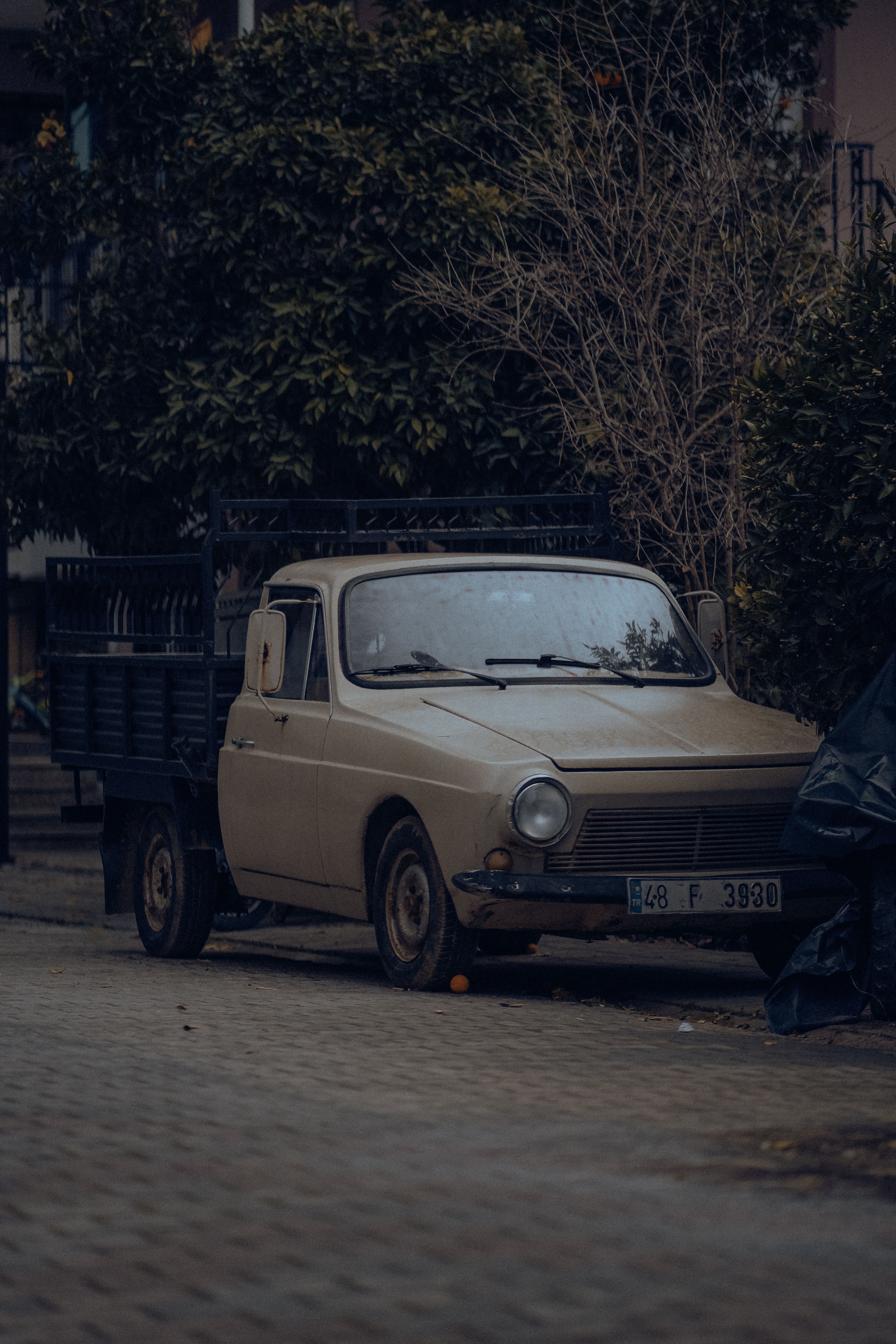 White Holden HD Pick-up on Street · Free Stock Photo