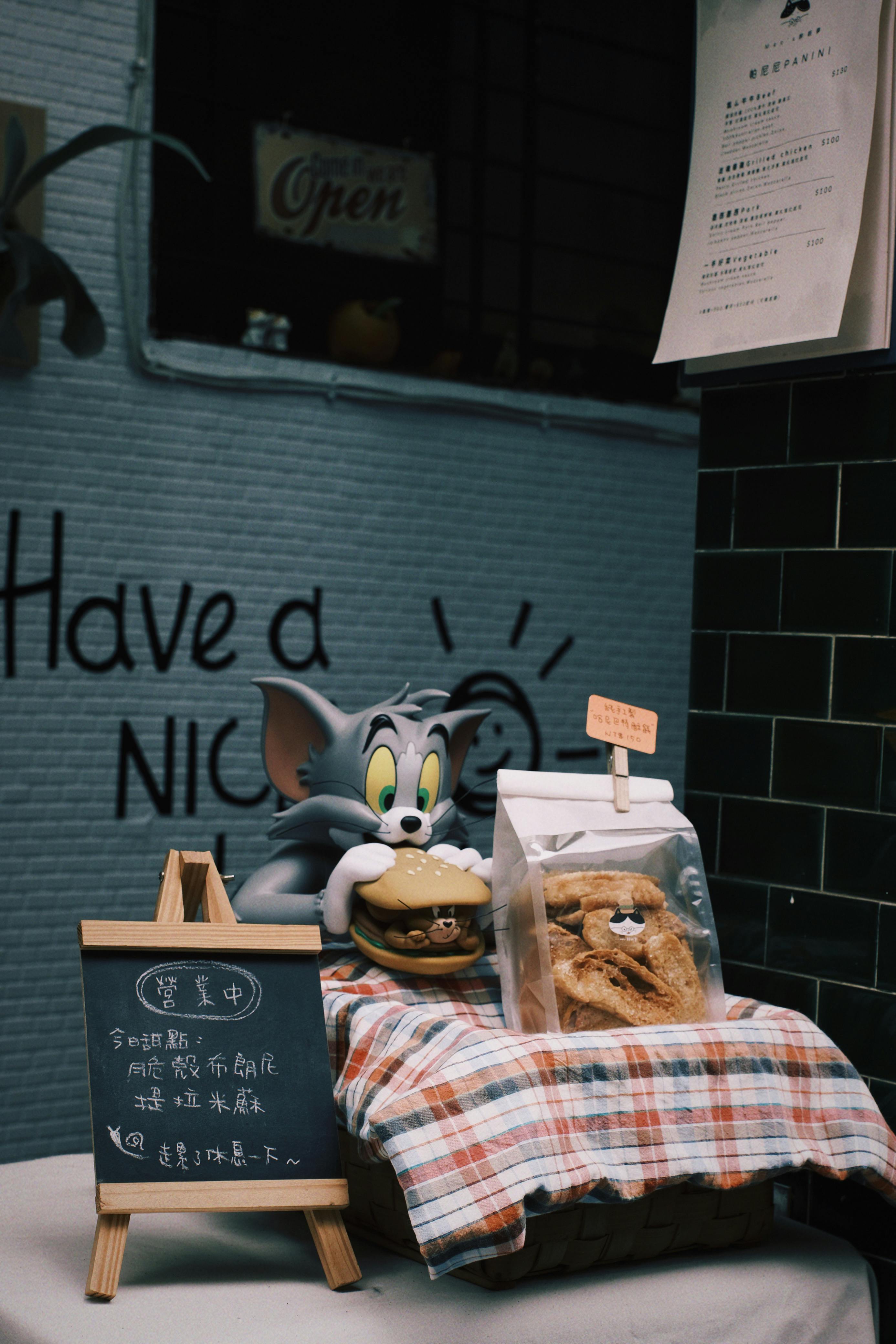 Tom Eating Burger with Jerry · Free Stock Photo