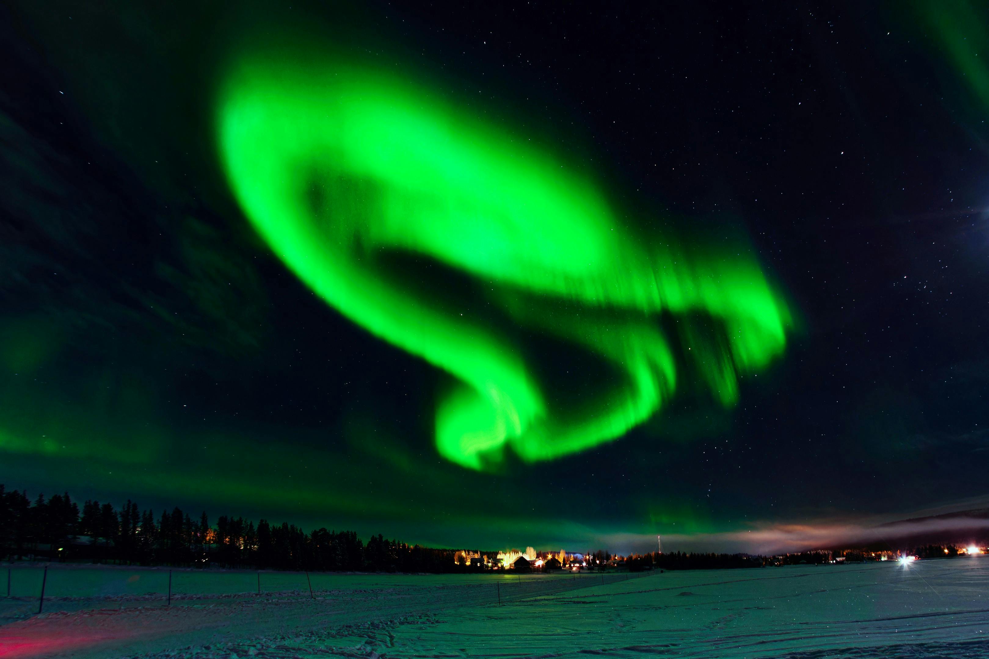 Green Northern Lights above Snow Field · Free Stock Photo