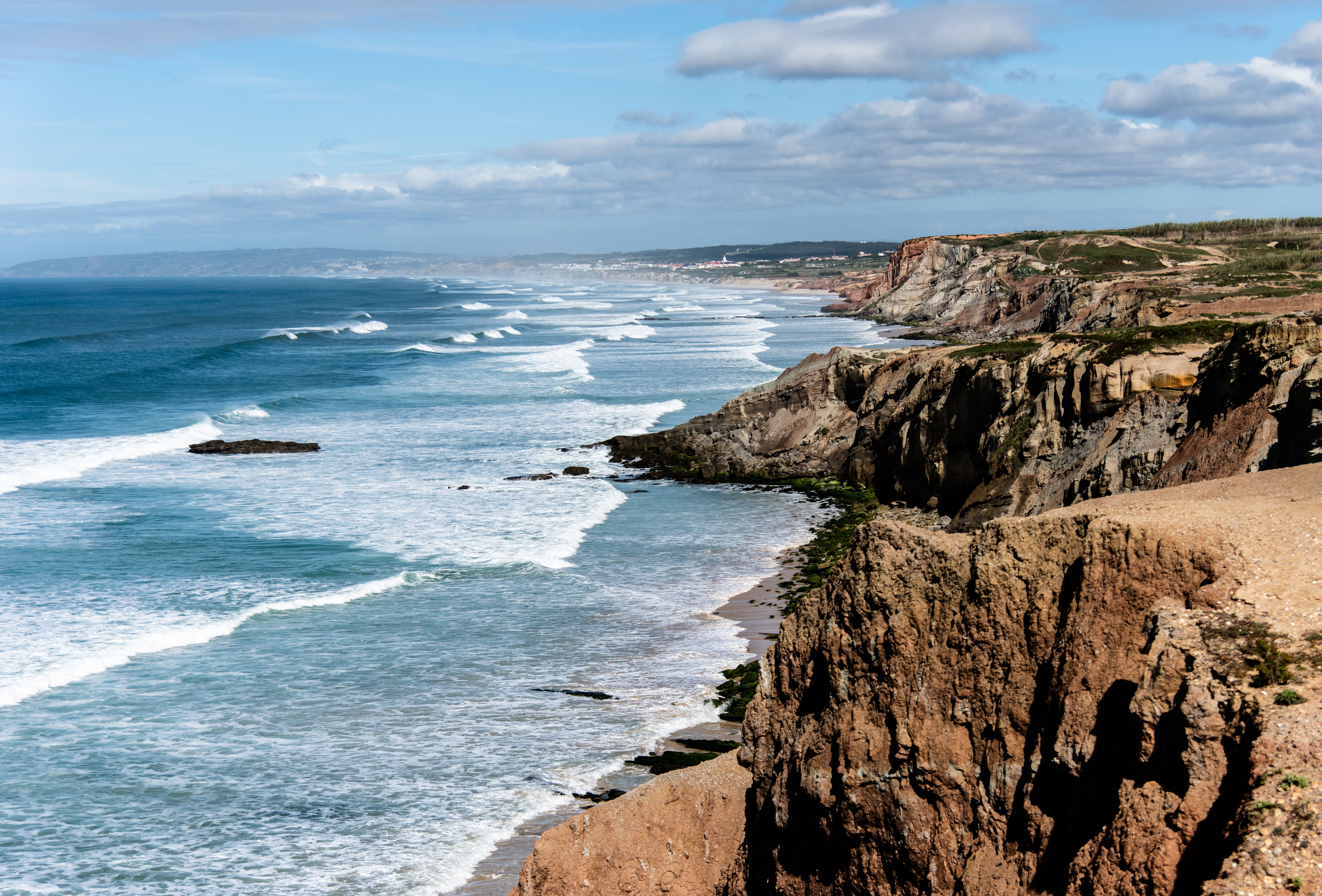 A view of the ocean and cliffs from a cliff · Free Stock Photo
