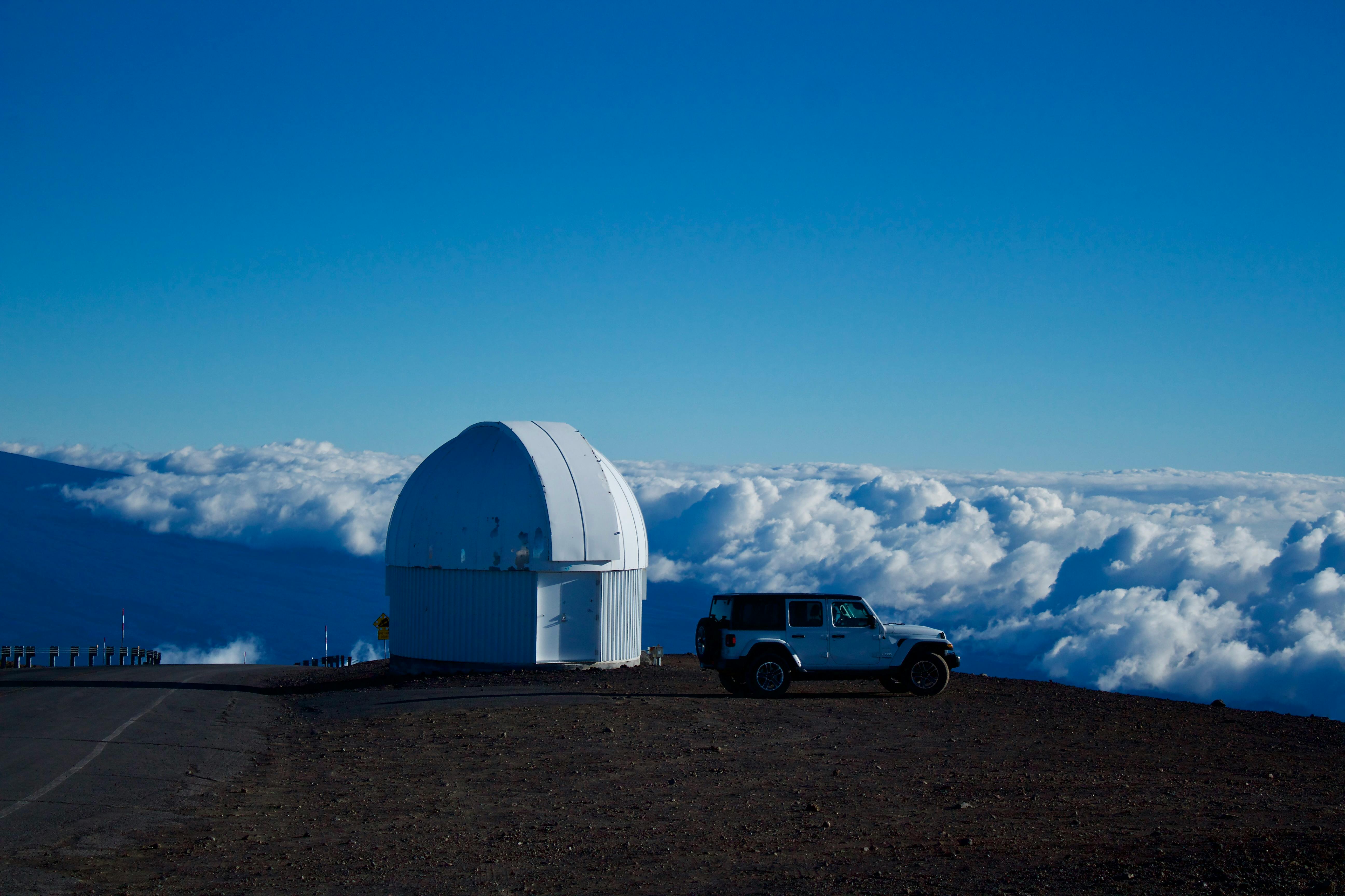 Road and Car near Observatory · Free Stock Photo